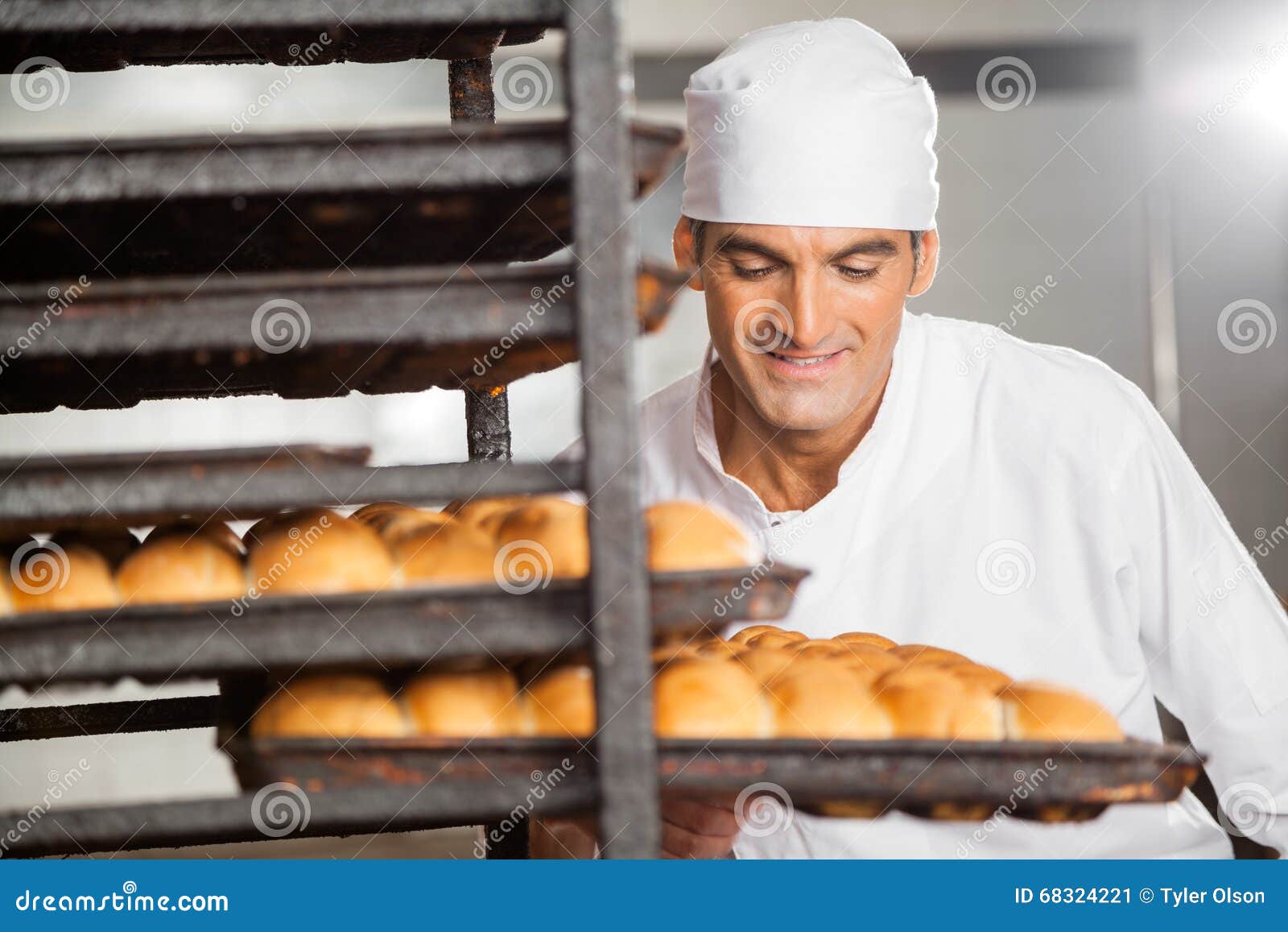 Panadero Sonriente Removing Baking Tray from Rack Imagen de archivo ...