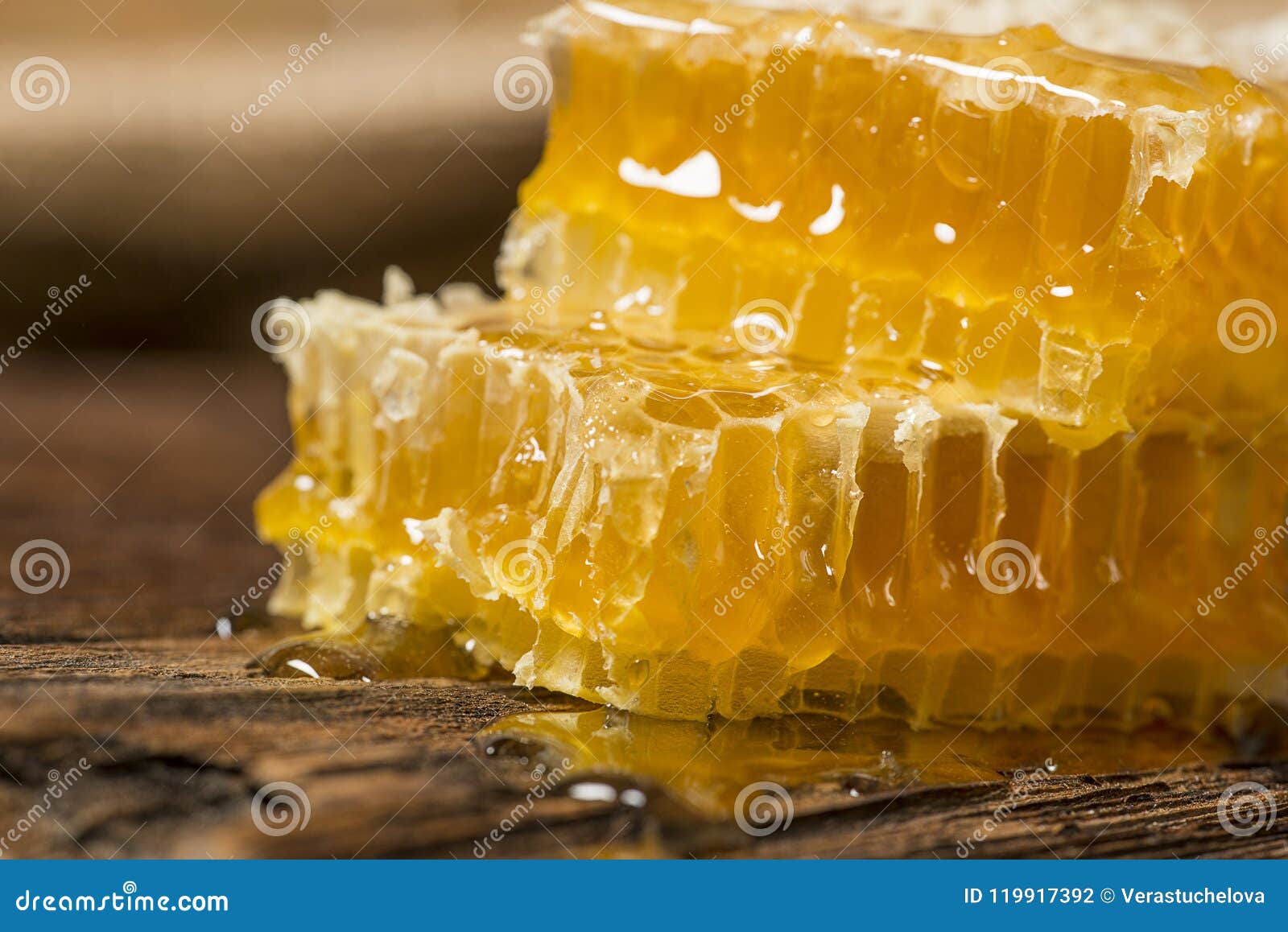 Panal Con La Miel En Una Tabla De Madera Foto de archivo - Imagen de ...