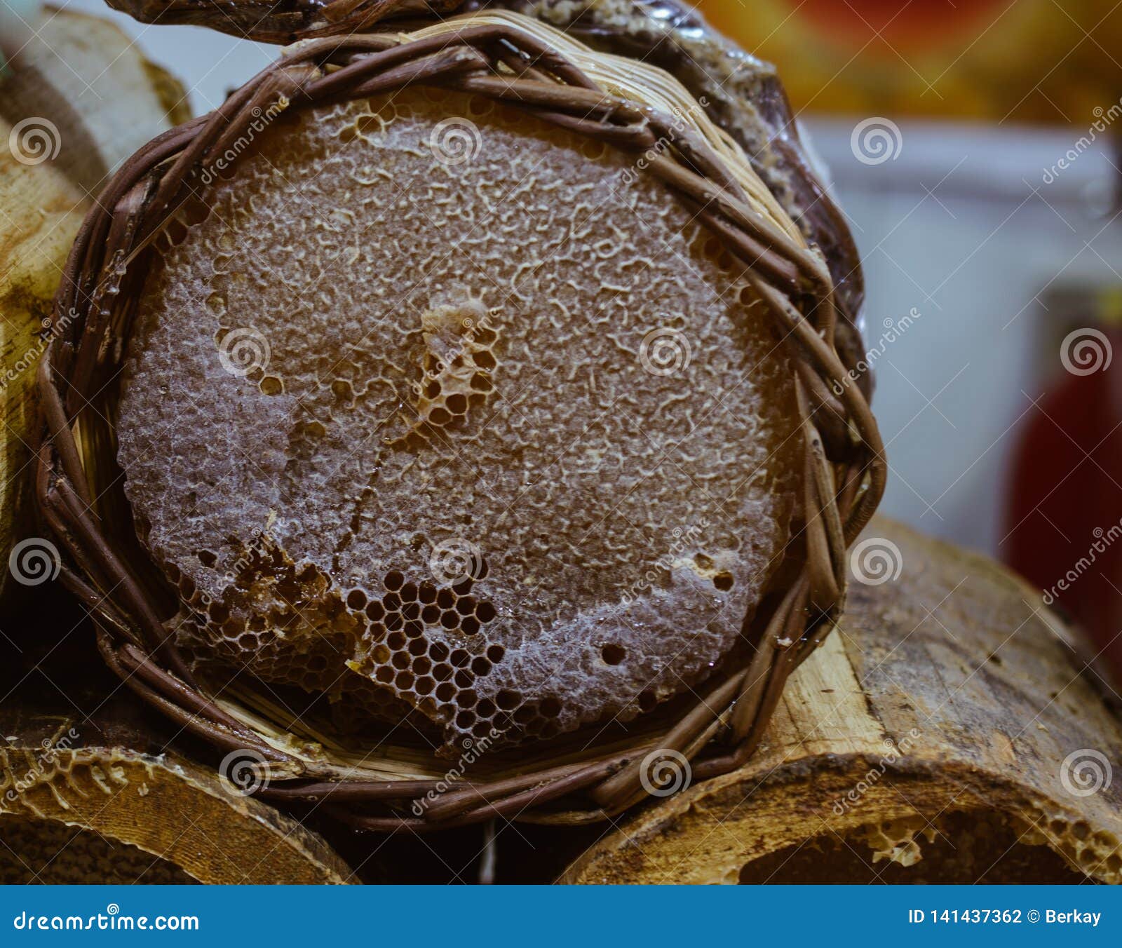 Panal De La Colmena Redonda Con La Miel Foto de archivo - Imagen de ...