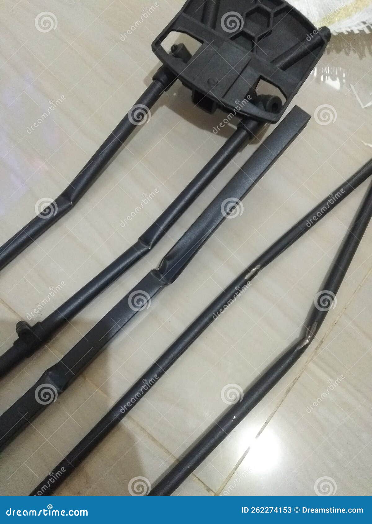 Pancarta de pie roto imagen de archivo. Imagen de herramienta - 262274153