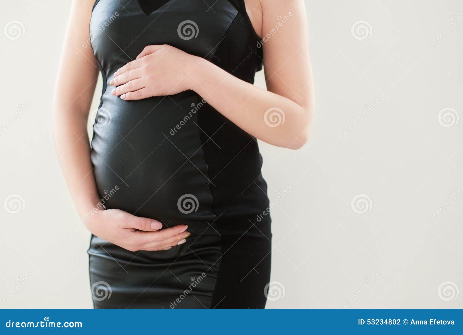 Pancia della donna incinta fotografia stock. Immagine di maternità ...