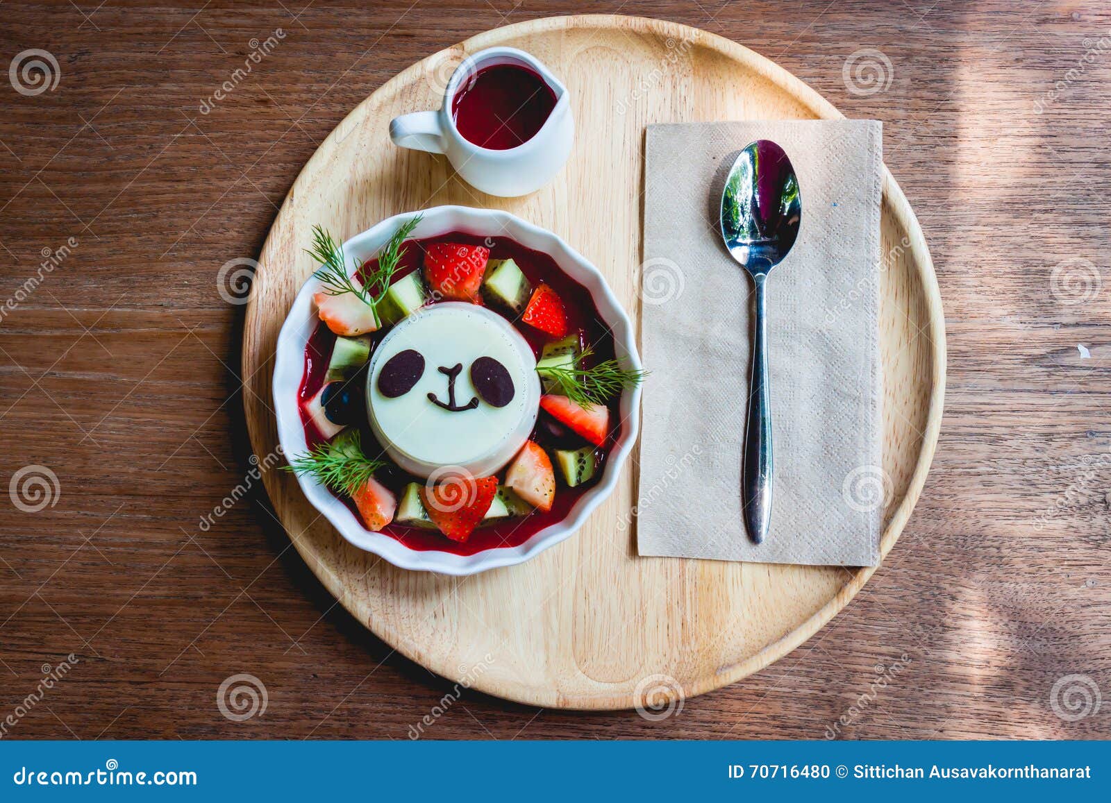 Pandacotta E Xarope De Morango Em Uma Tabela De Madeira Foto de Stock ...