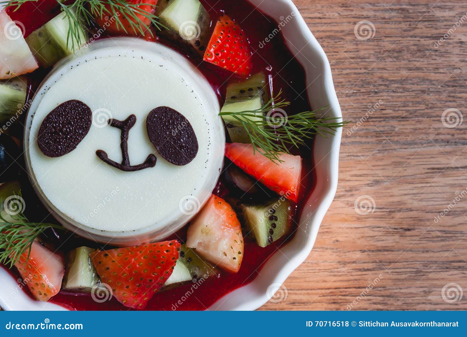 Pandacotta E Xarope De Morango Em Uma Tabela De Madeira Foto de Stock ...