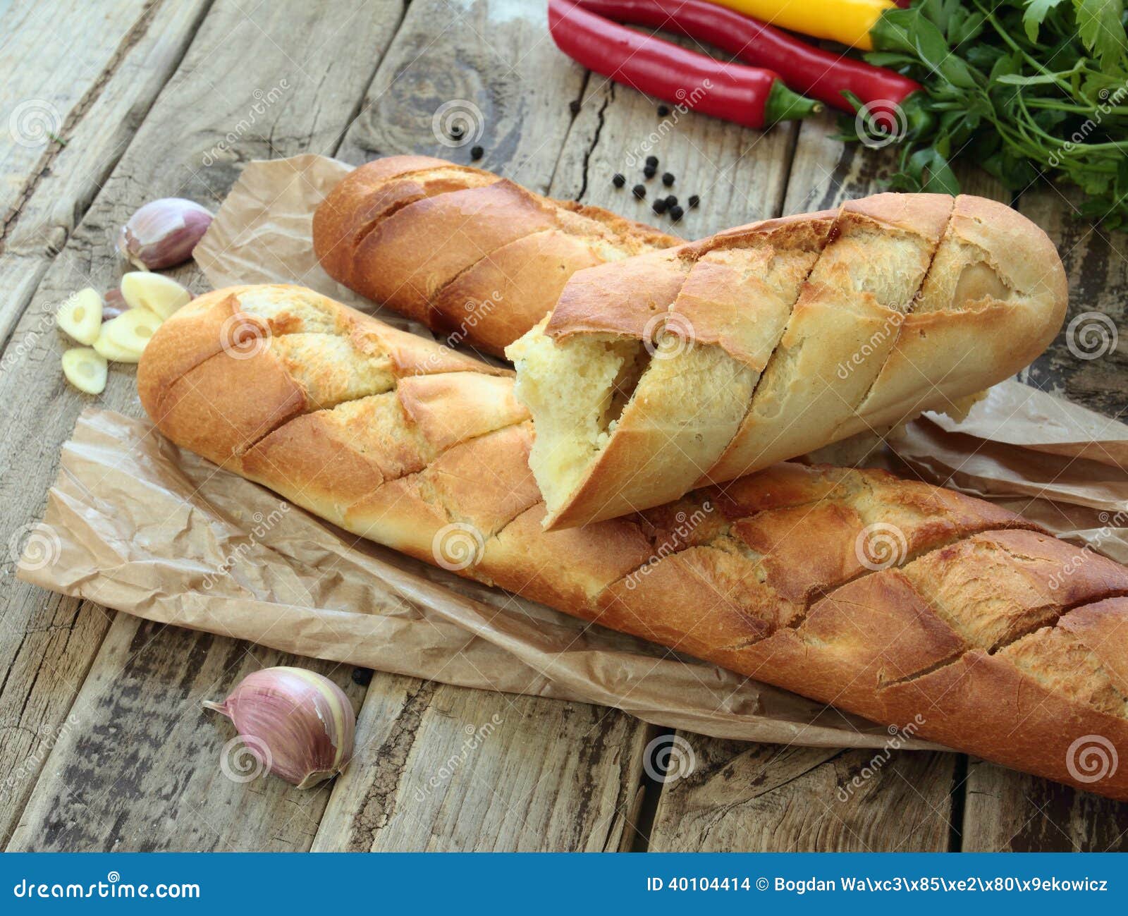 Pane all'aglio croccante fotografia stock. Immagine di basilico - 40104414