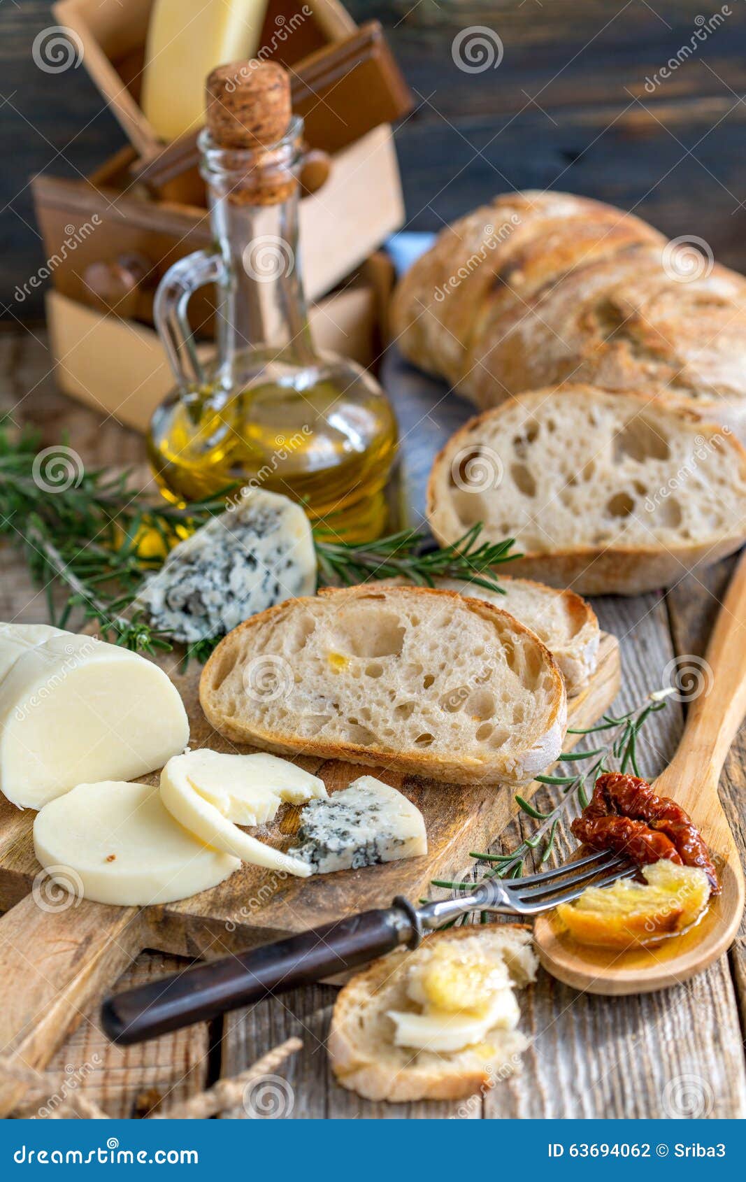 Pane Casalingo, Formaggio E Olio D'oliva Fotografia Stock - Immagine di ...