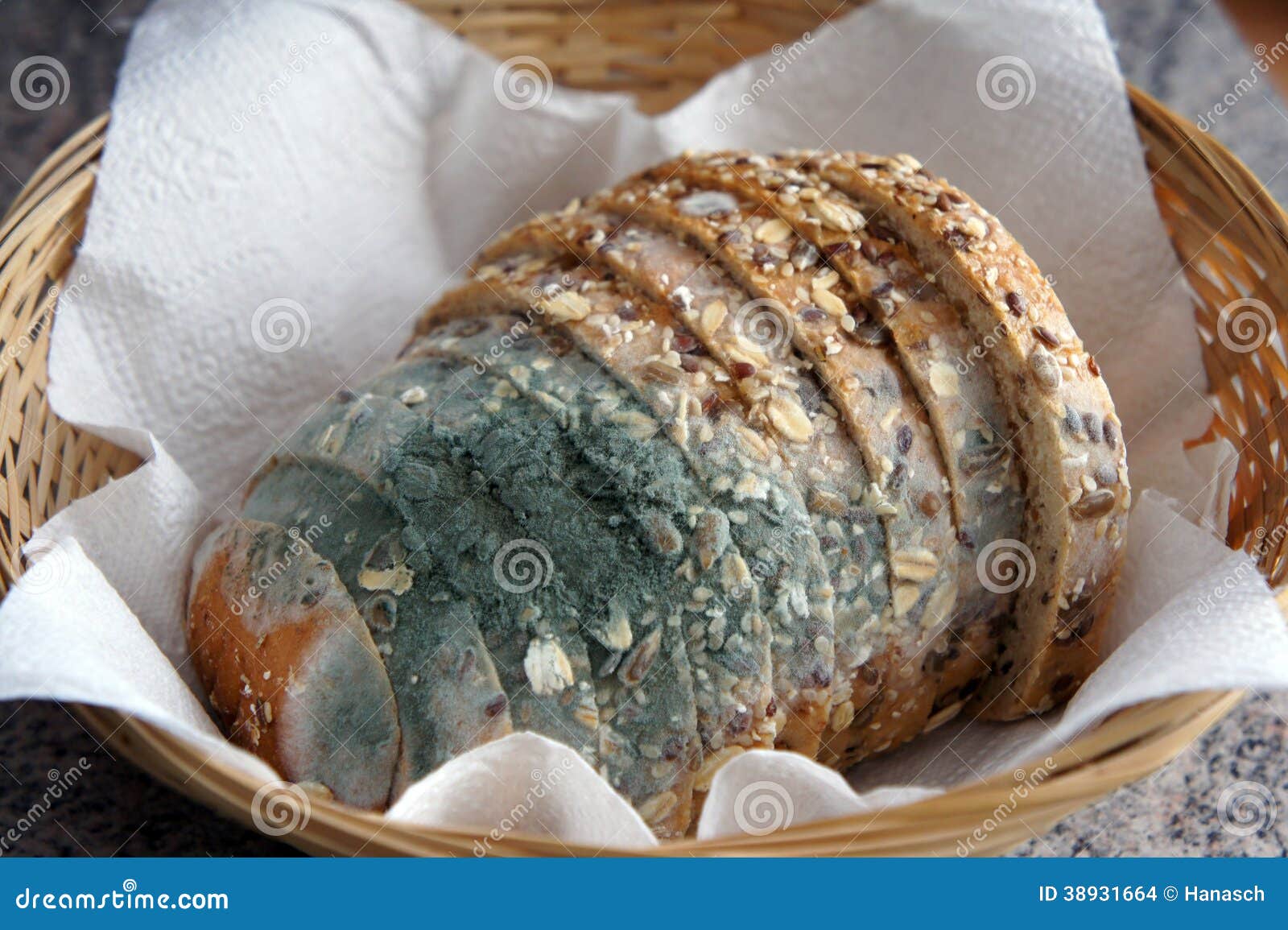 Pane con la muffa fotografia stock. Immagine di invecchiato - 38931664