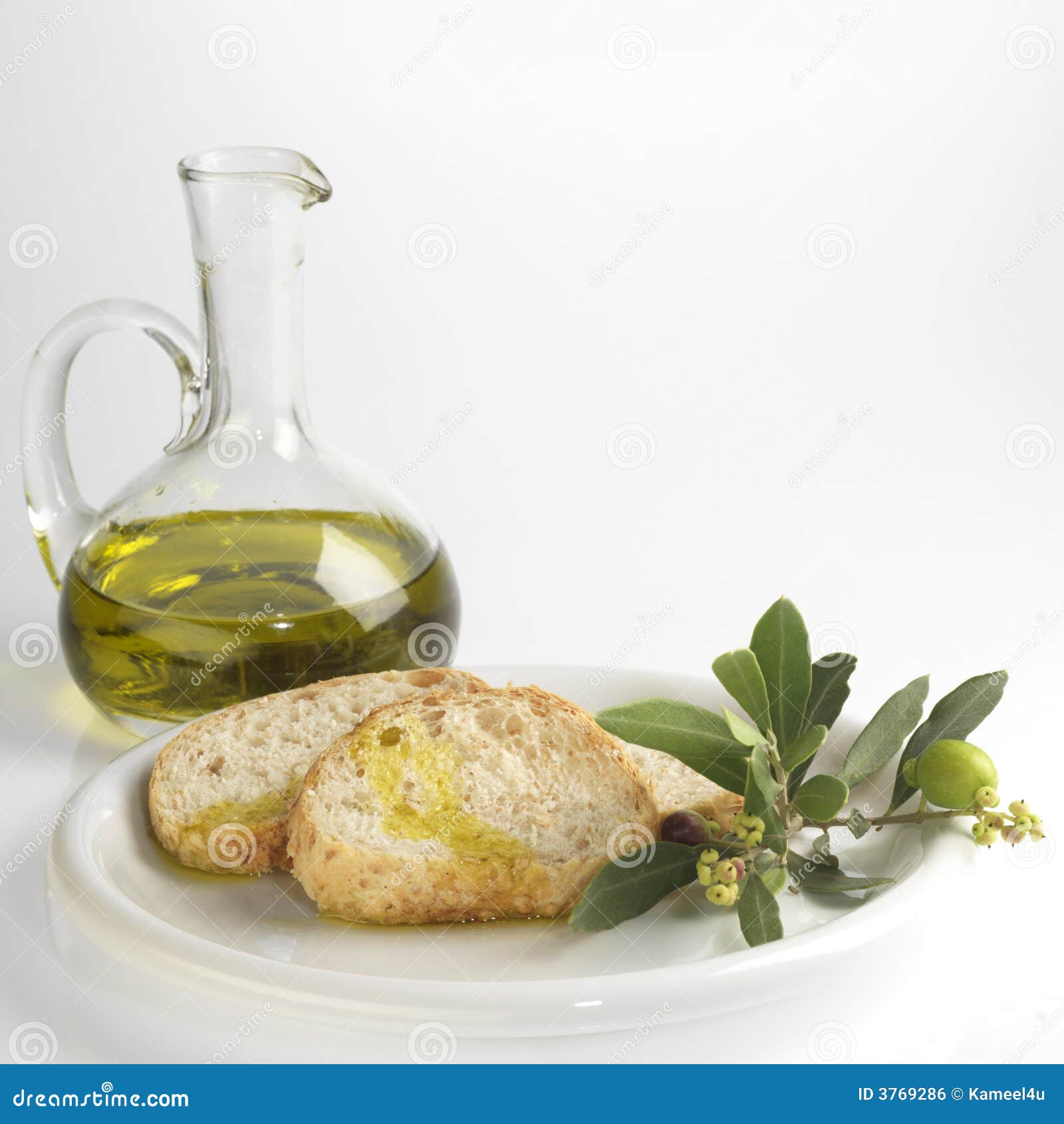 Pane ed olio di oliva fotografia stock. Immagine di bottiglia - 3769286