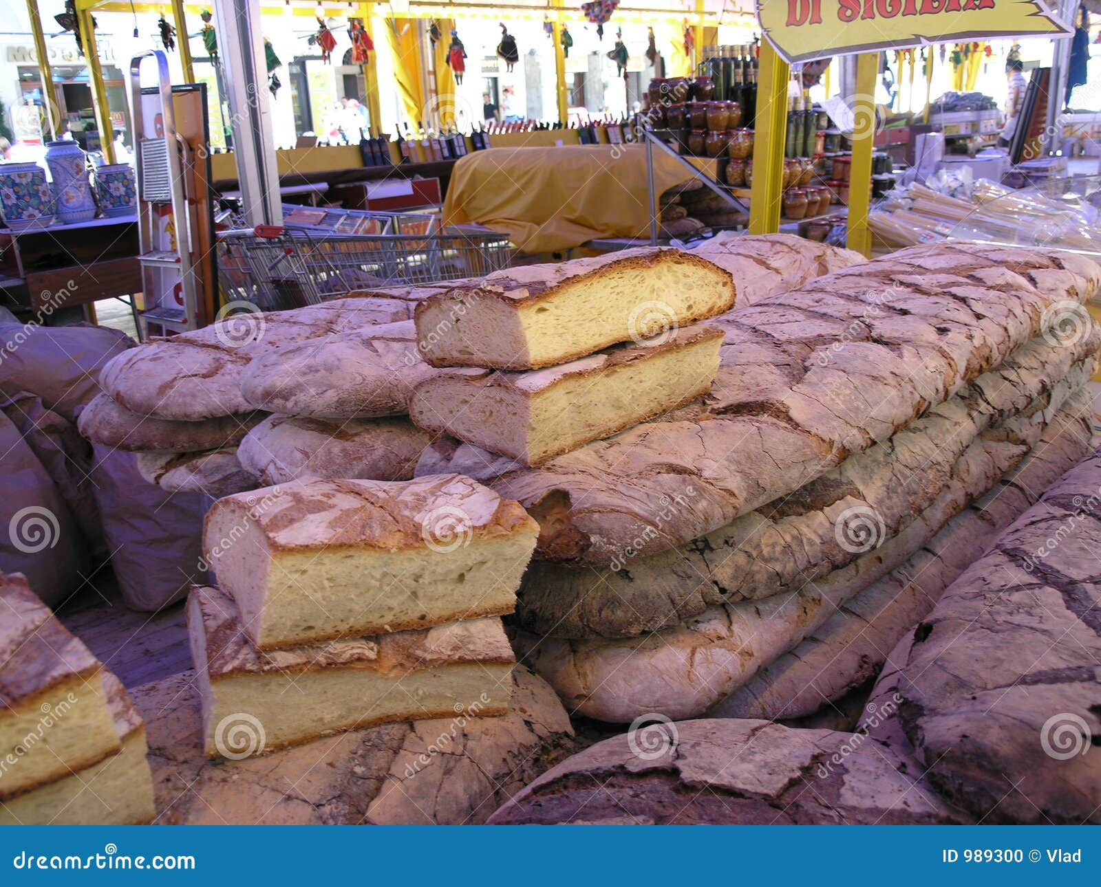 Pane enorme fotografia stock. Immagine di particolari, ammaccato - 989300