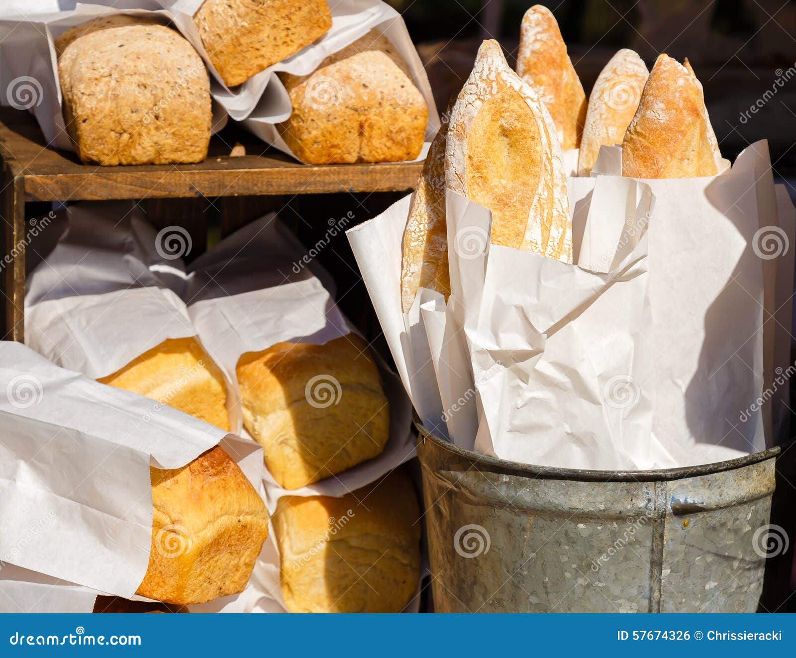 Pane fresco in carta fotografia stock. Immagine di visualizzazione ...