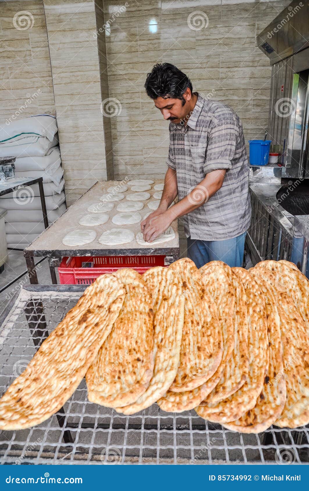Pane iraniano nell'Iran fotografia editoriale. Immagine di editoriale ...