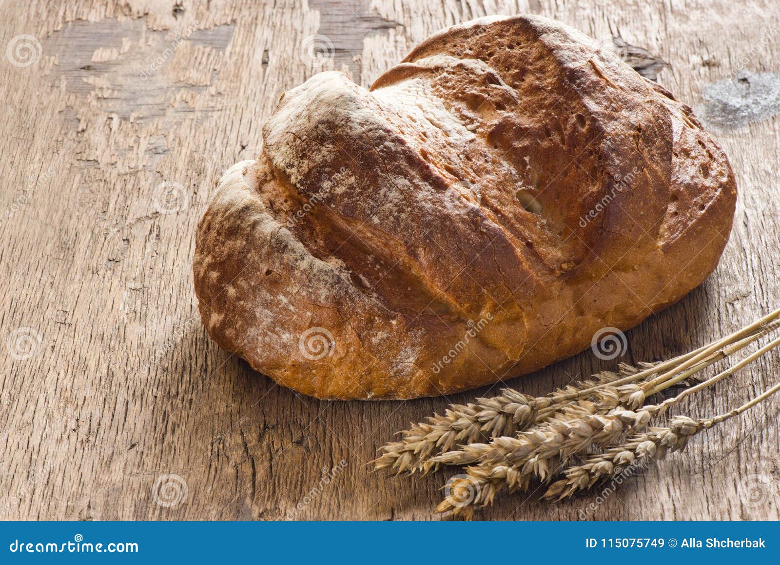 Pane Su Vecchio Fondo Di Legno Immagine Stock - Immagine di crosta ...