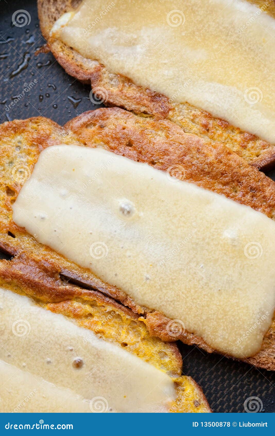 Pane tostato con formaggio fotografia stock. Immagine di pasto - 13500878