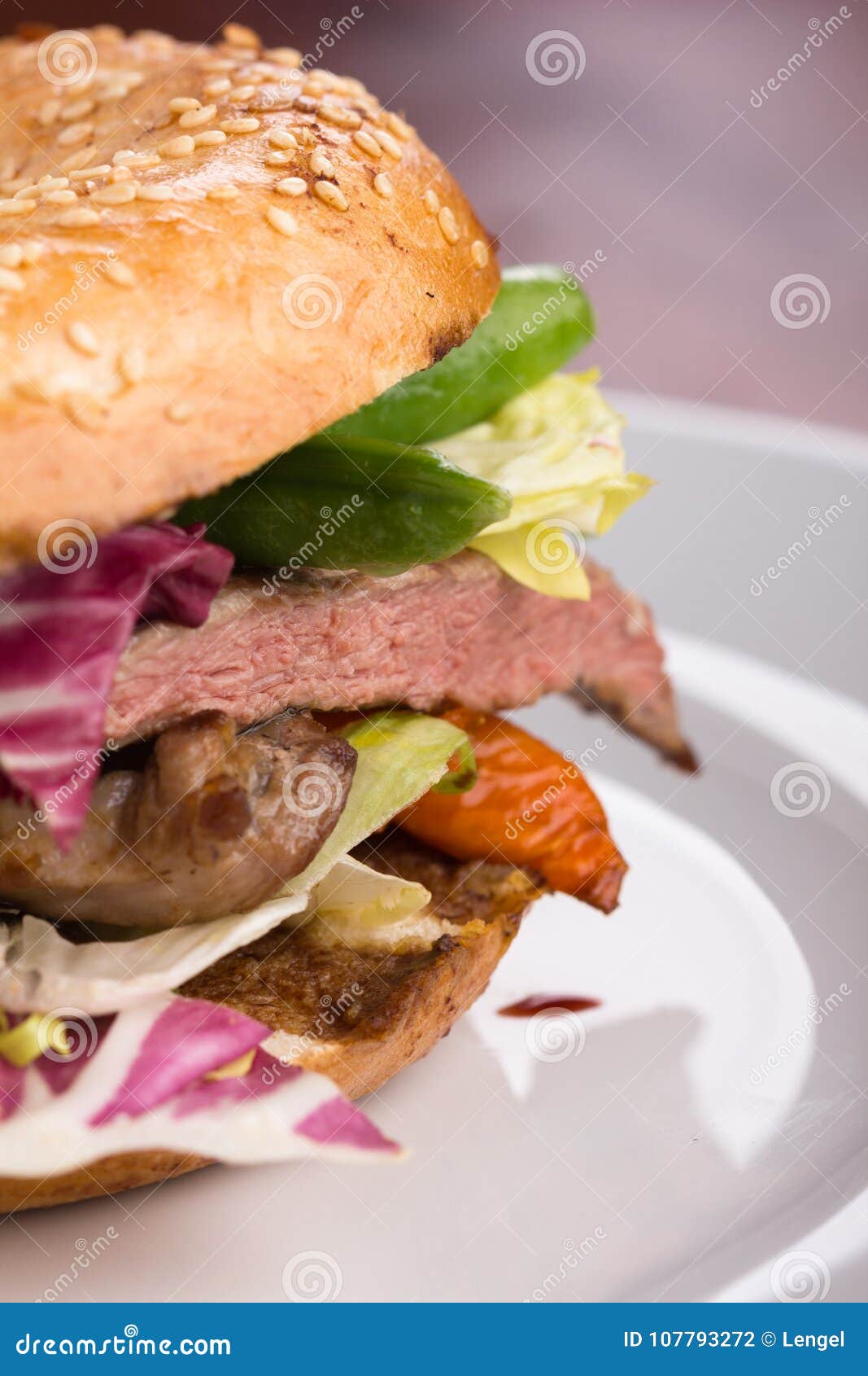 Panecillo De La Carne Del Pato Foto de archivo - Imagen de servido ...