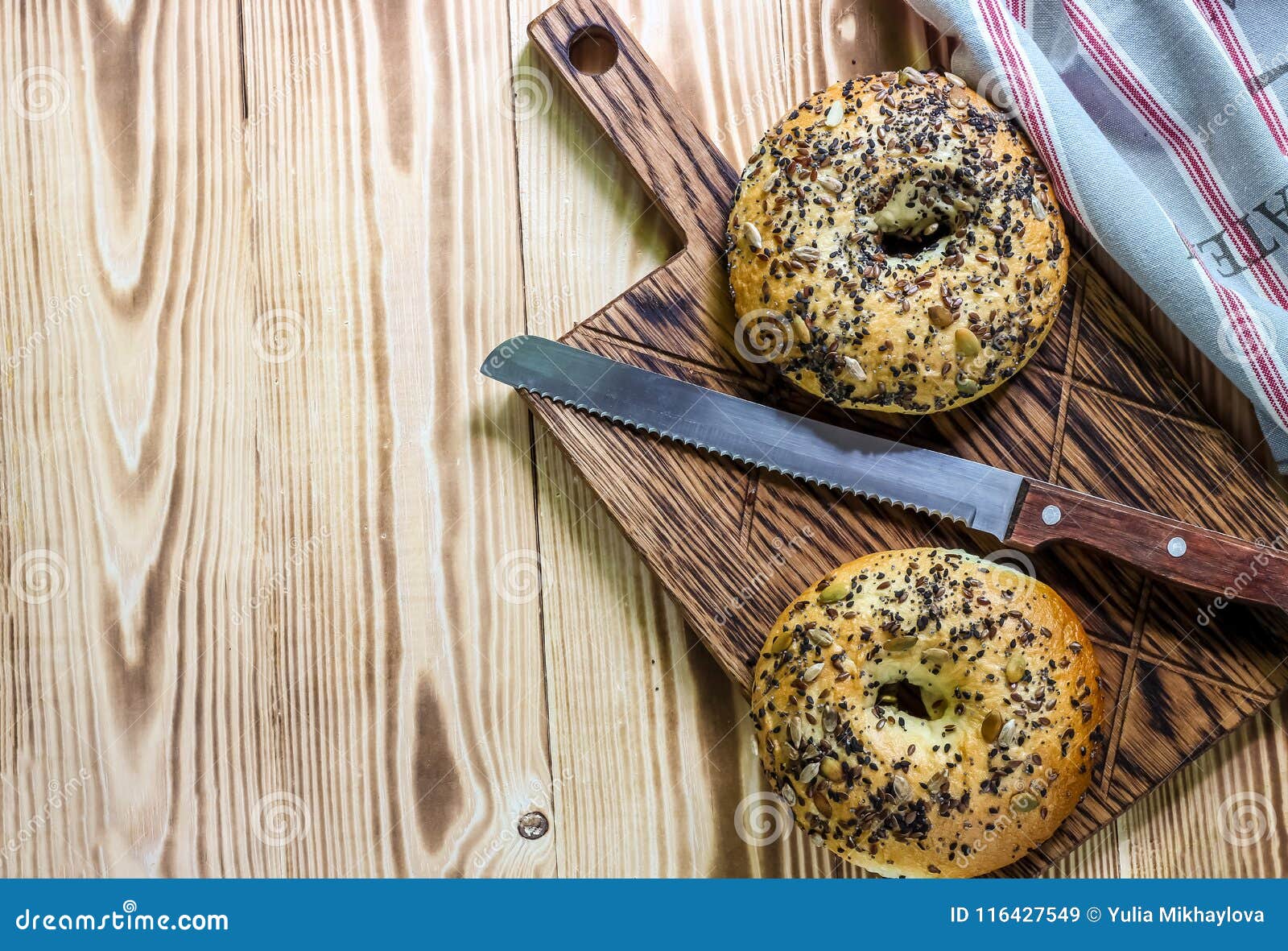 Panecillo Del Pan Fresco Con La Semilla Imagen de archivo - Imagen de ...