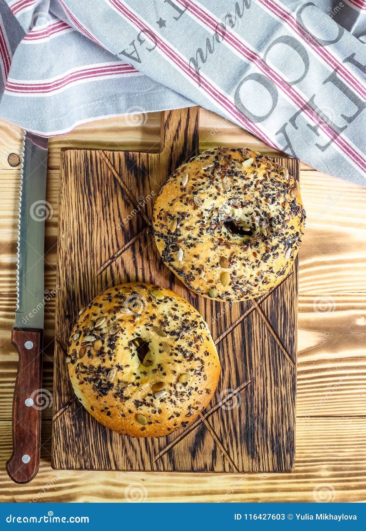 Panecillo Del Pan Fresco Con La Semilla Imagen de archivo - Imagen de ...