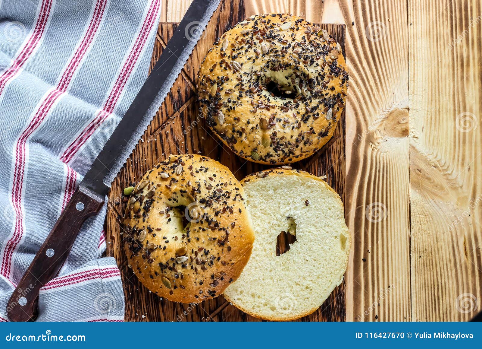 Panecillo Del Pan Fresco Con La Semilla Foto de archivo - Imagen de ...