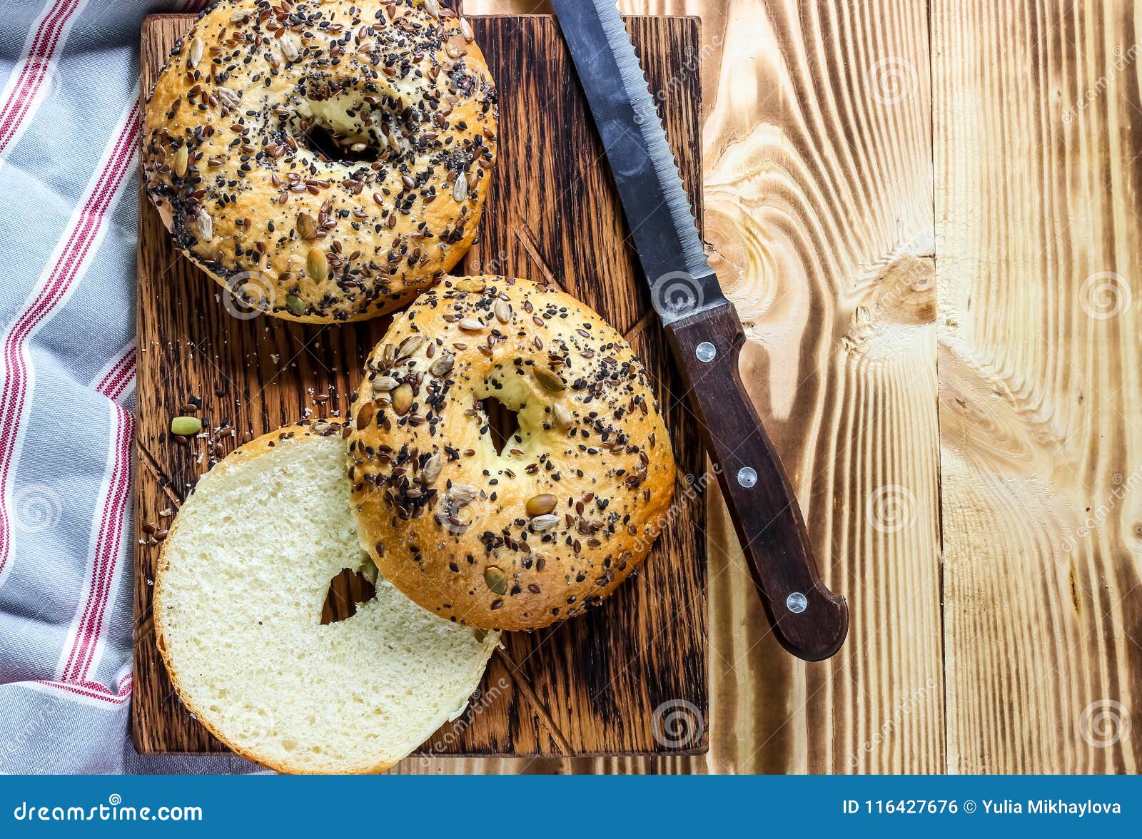 Panecillo Del Pan Fresco Con La Semilla Foto de archivo - Imagen de ...