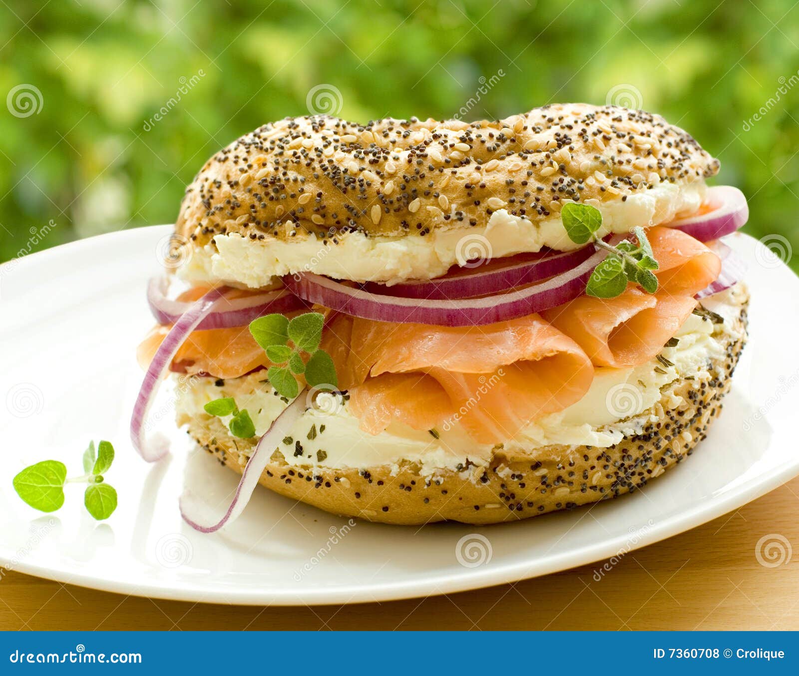 Panecillo Fresco Con Los Salmones Foto de archivo - Imagen de delicioso ...