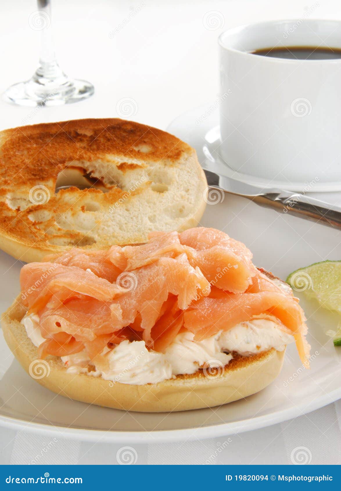 Panecillo Y Café Del Desayuno Foto de archivo - Imagen de lodo, bollo ...