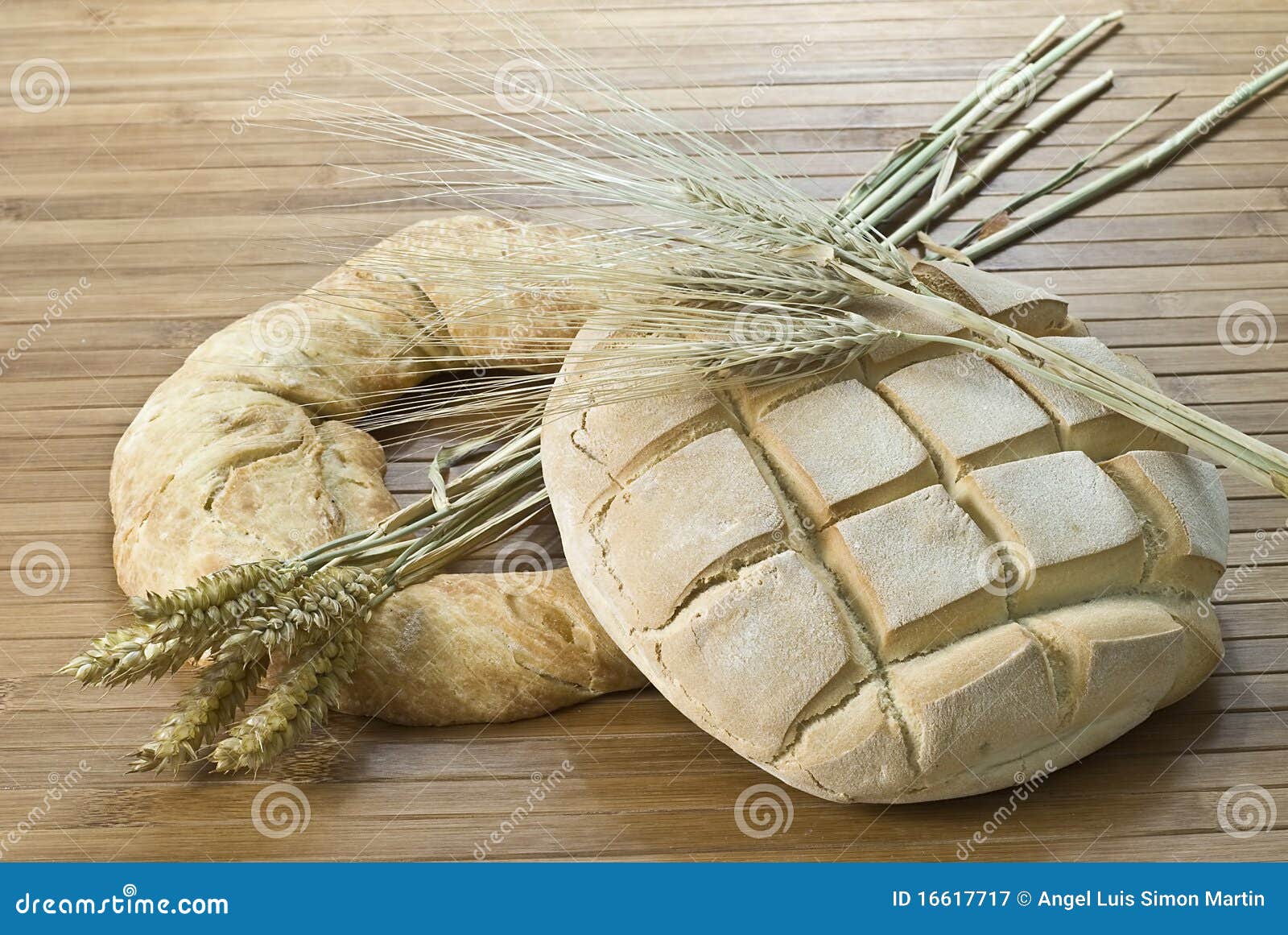 Panecillo y pan. imagen de archivo. Imagen de panadero - 16617717