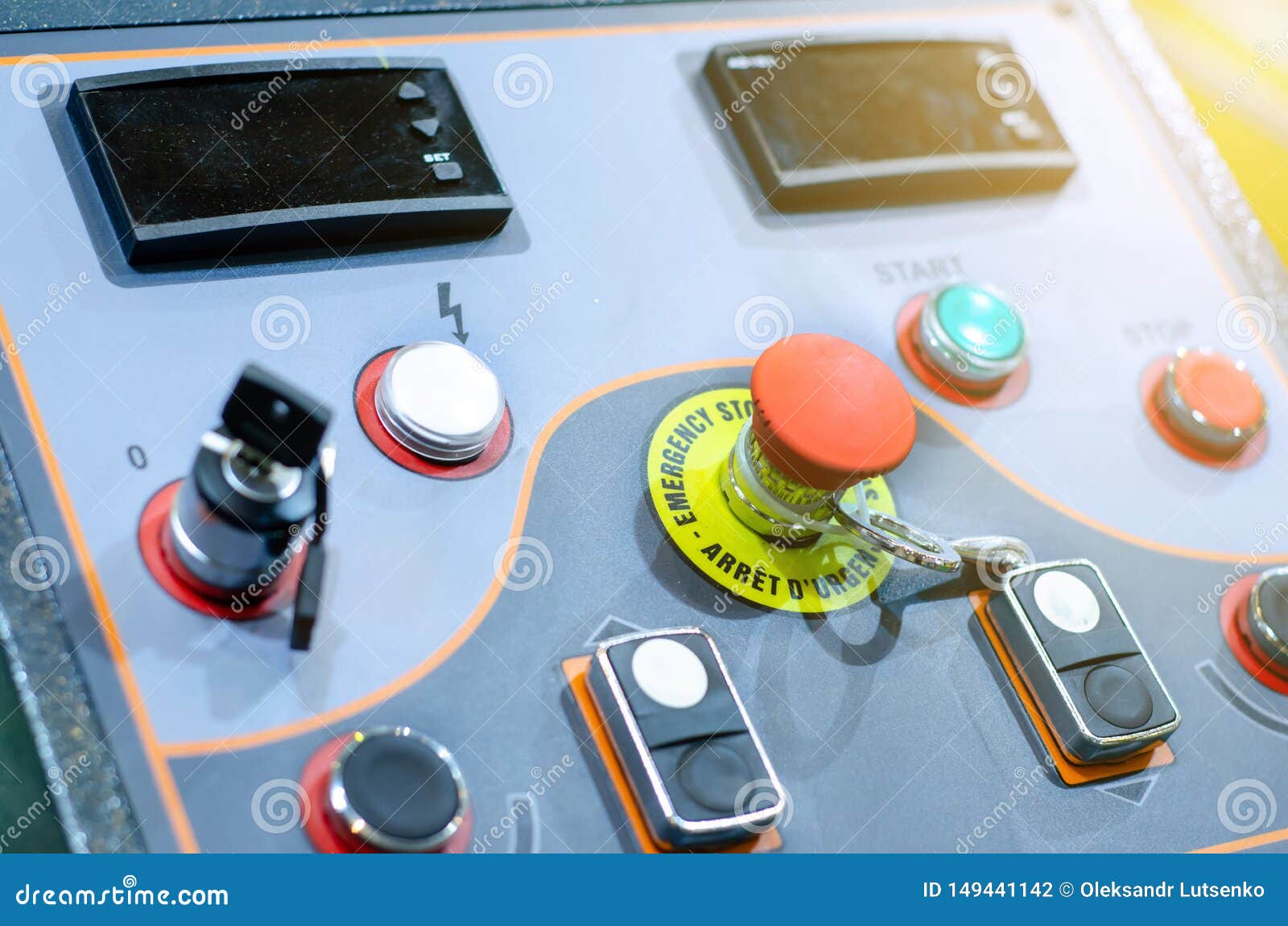 Panel De Control Con Los Botones, Llave Y El Interruptor Foto de ...