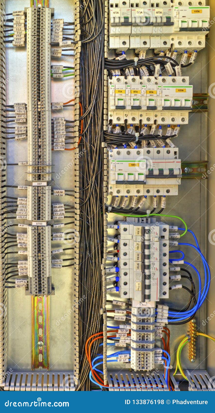 Panel De Control Con Los Terminales Y Los Alambres Foto de archivo ...