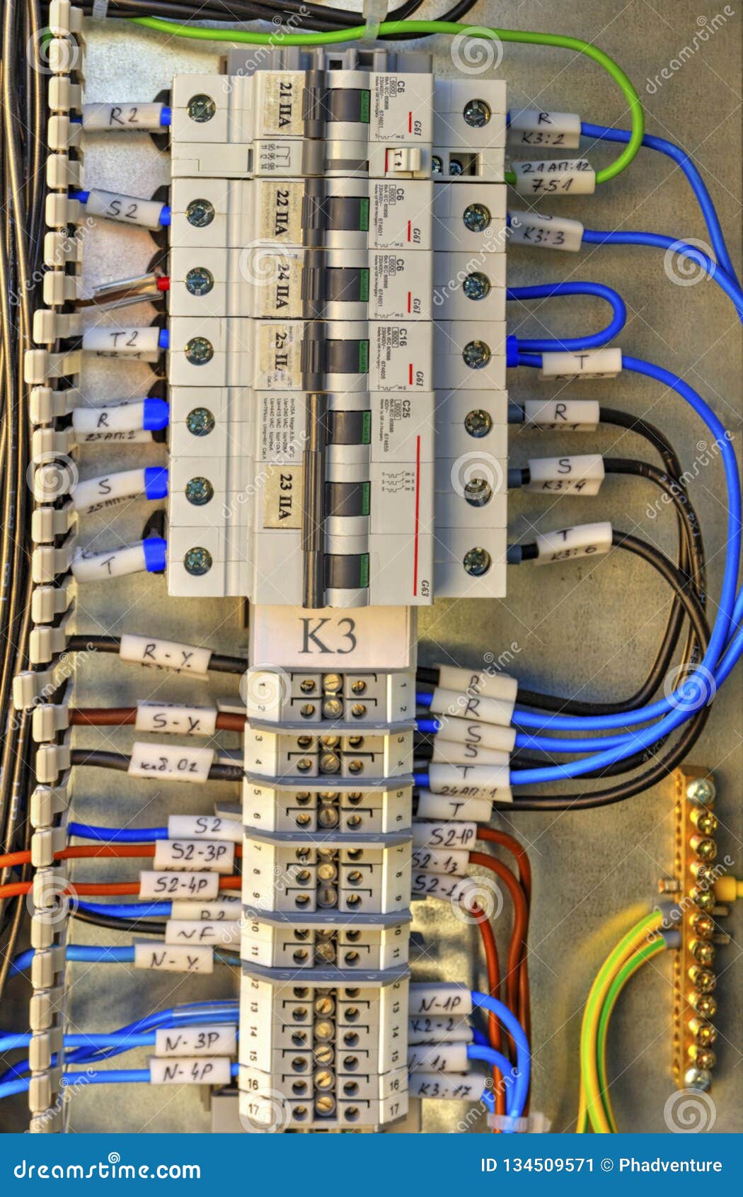 Panel De Control Con Los Terminales Y Los Alambres Imagen de archivo ...