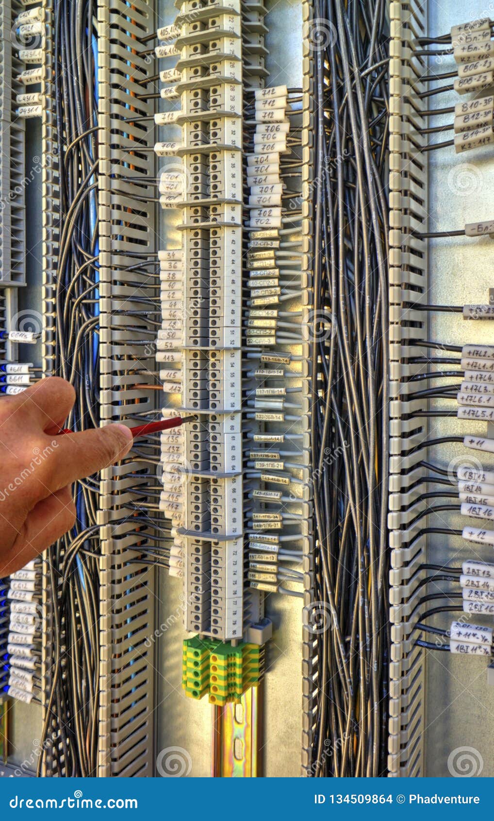 Panel De Control Con Los Terminales Y Los Alambres Foto de archivo ...