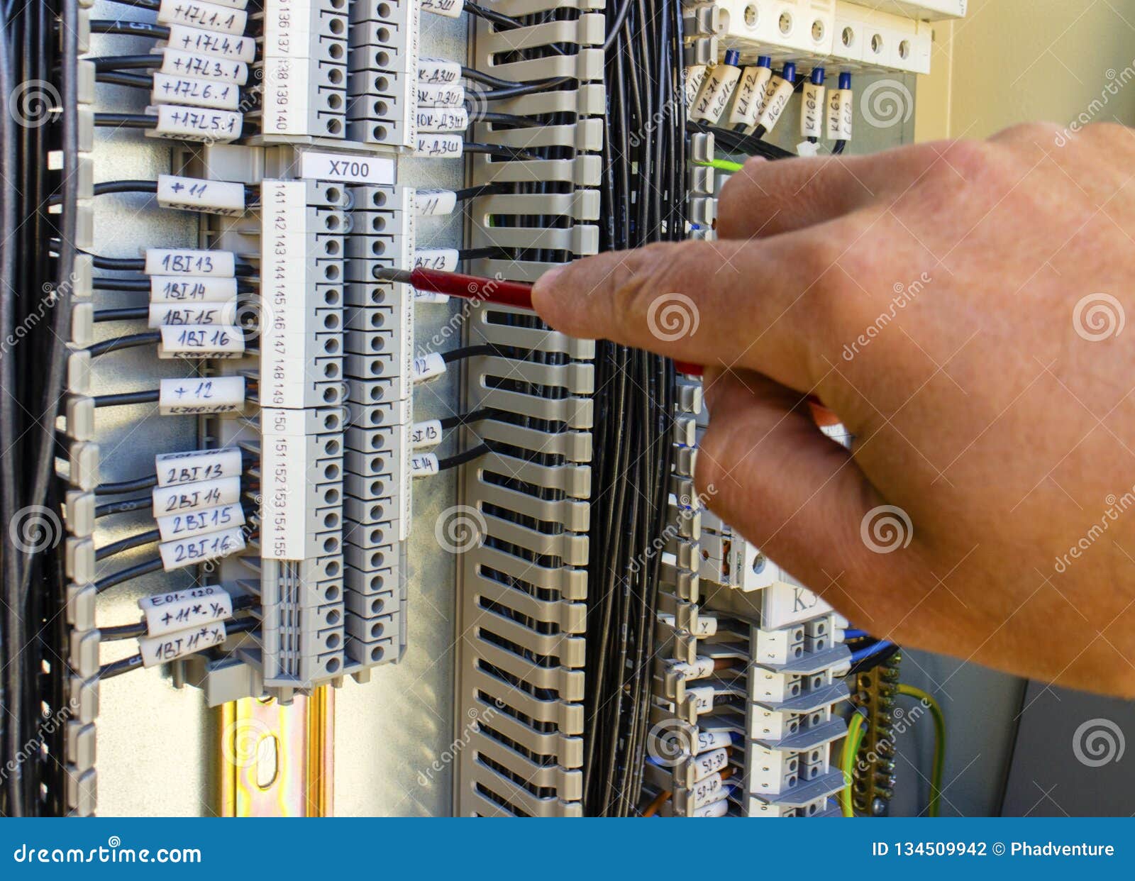 Panel De Control Con Los Terminales Y Los Alambres Foto de archivo ...