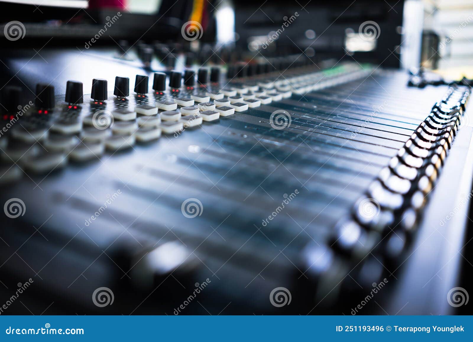 Panel De Control De Sonido En La Sala De Control Que Controla El Sonido ...