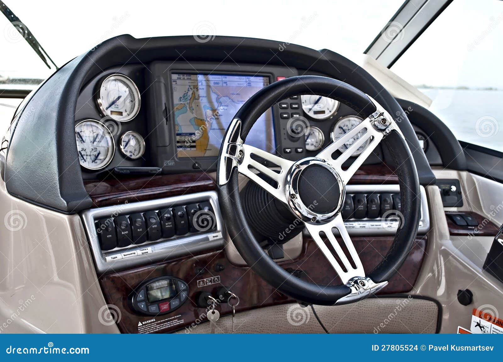 Panel De Instrumentos De De Una Carlinga Del Barco De Motor Foto de ...