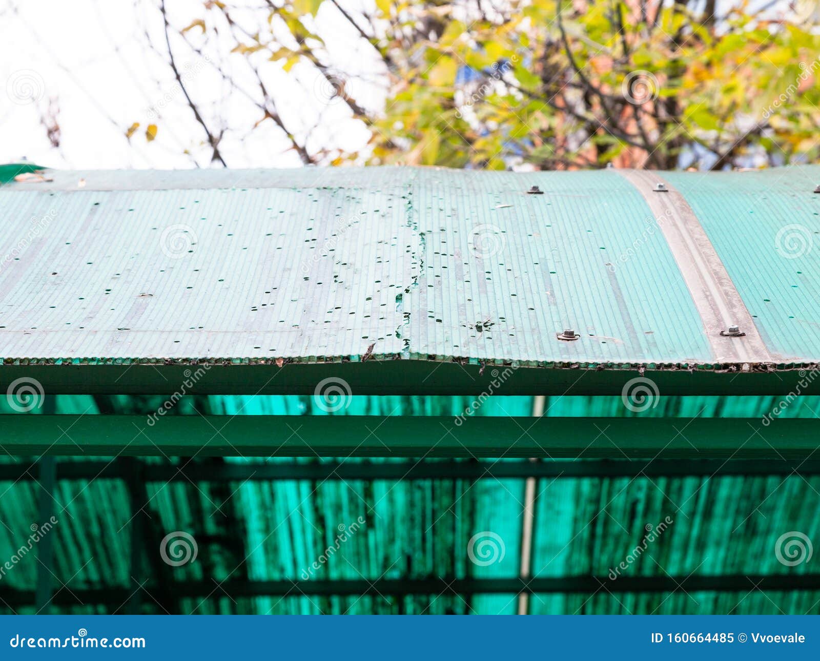 Panel De Policarbono Verde Roto En El Techo Imagen de archivo - Imagen ...