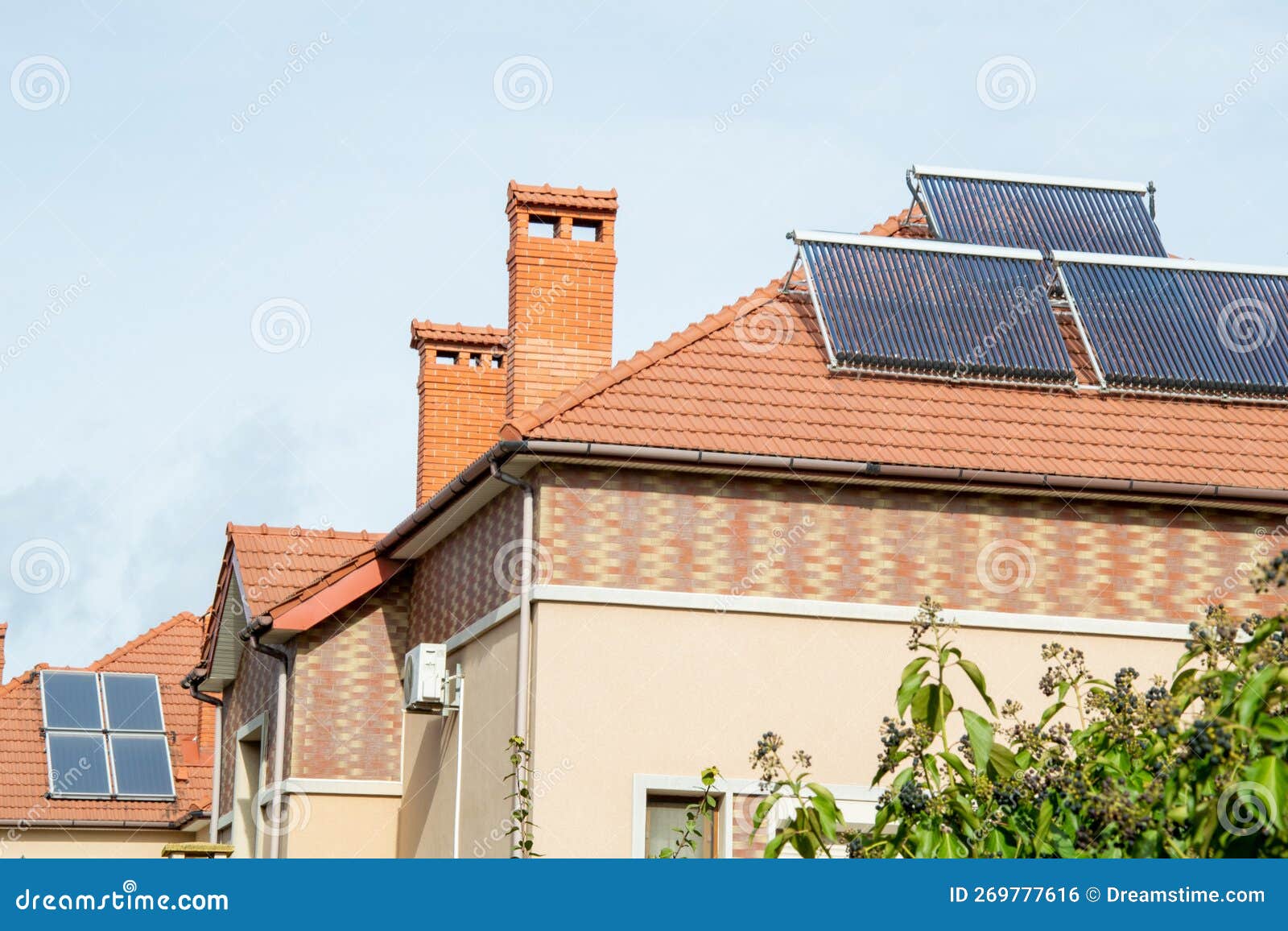 Panel Solar En El Techo De La Casa. Electricidad Solar Foto de archivo ...