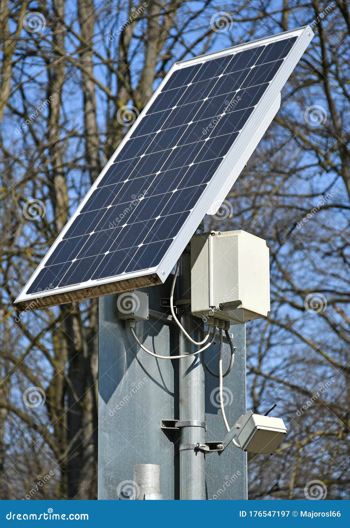 Panel solar en un poste imagen de archivo. Imagen de equipo - 176547197