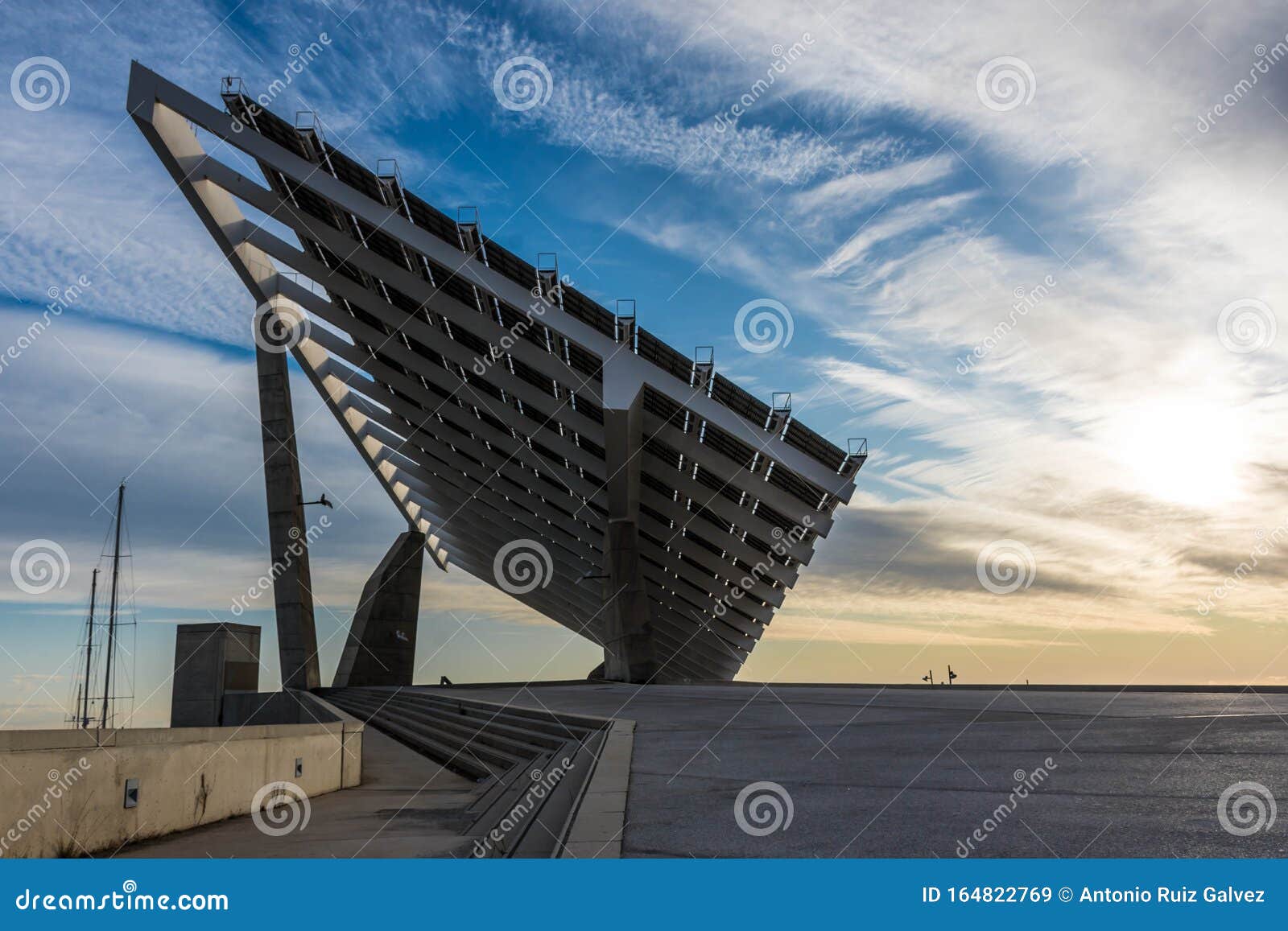 Panel Solar Gigante En Barcelona Imagen de archivo - Imagen de ...