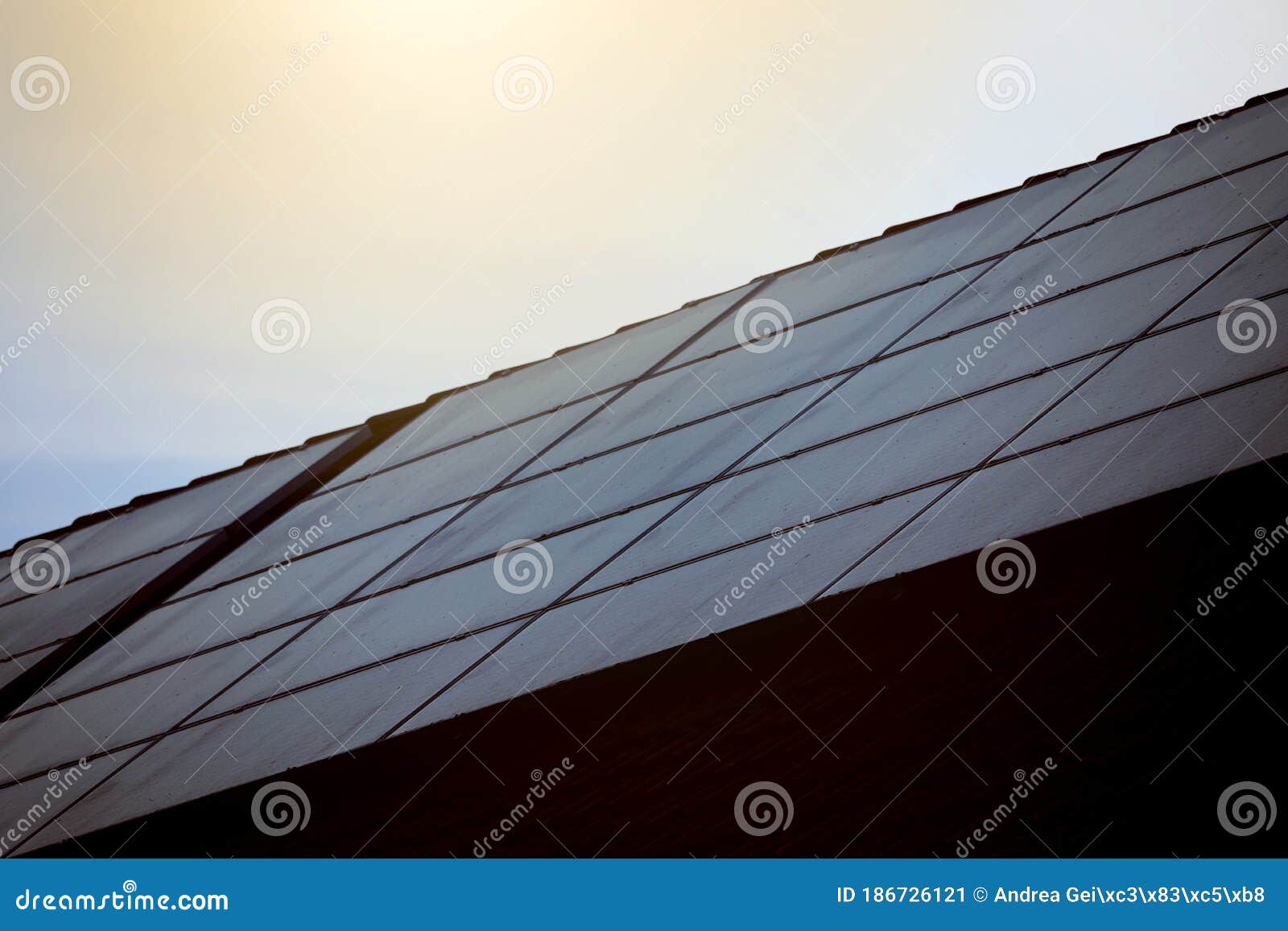 Panel Solar Instalado En El Techo Imagen de archivo - Imagen de planta ...