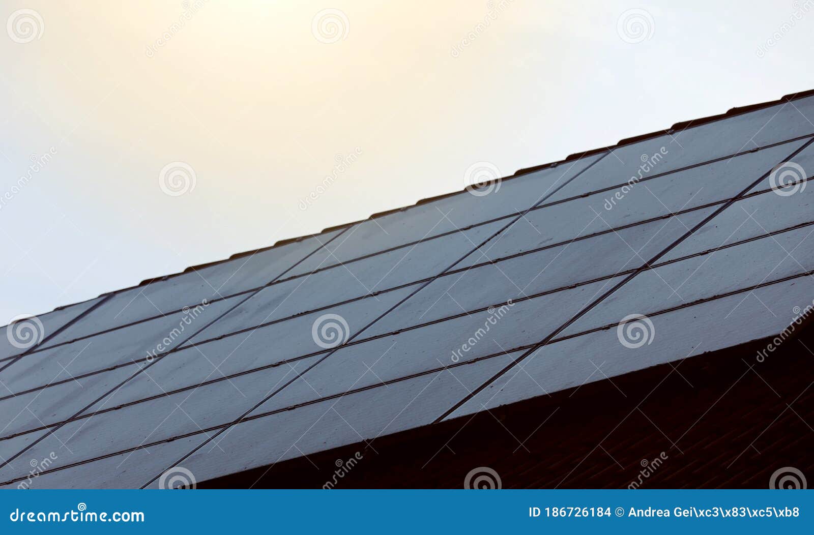 Panel Solar Instalado En El Techo Foto de archivo - Imagen de casa ...