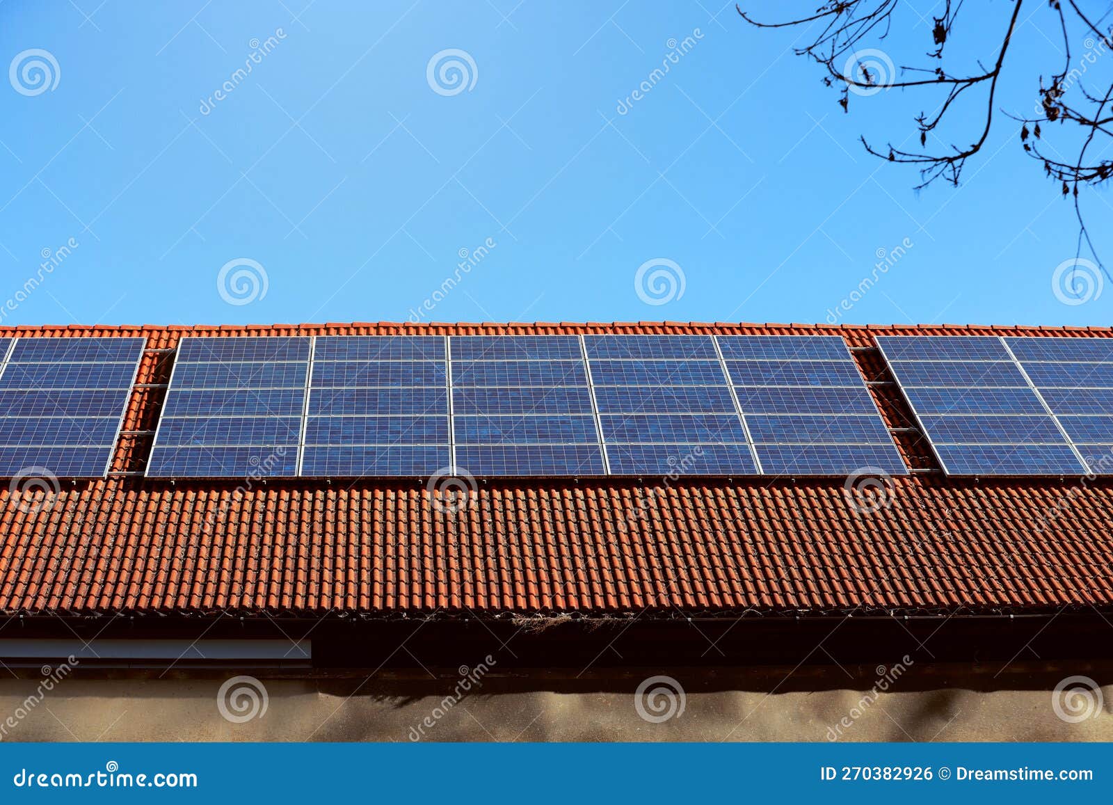 Panel Solar Instalado En El Techo Foto de archivo - Imagen de futuro ...