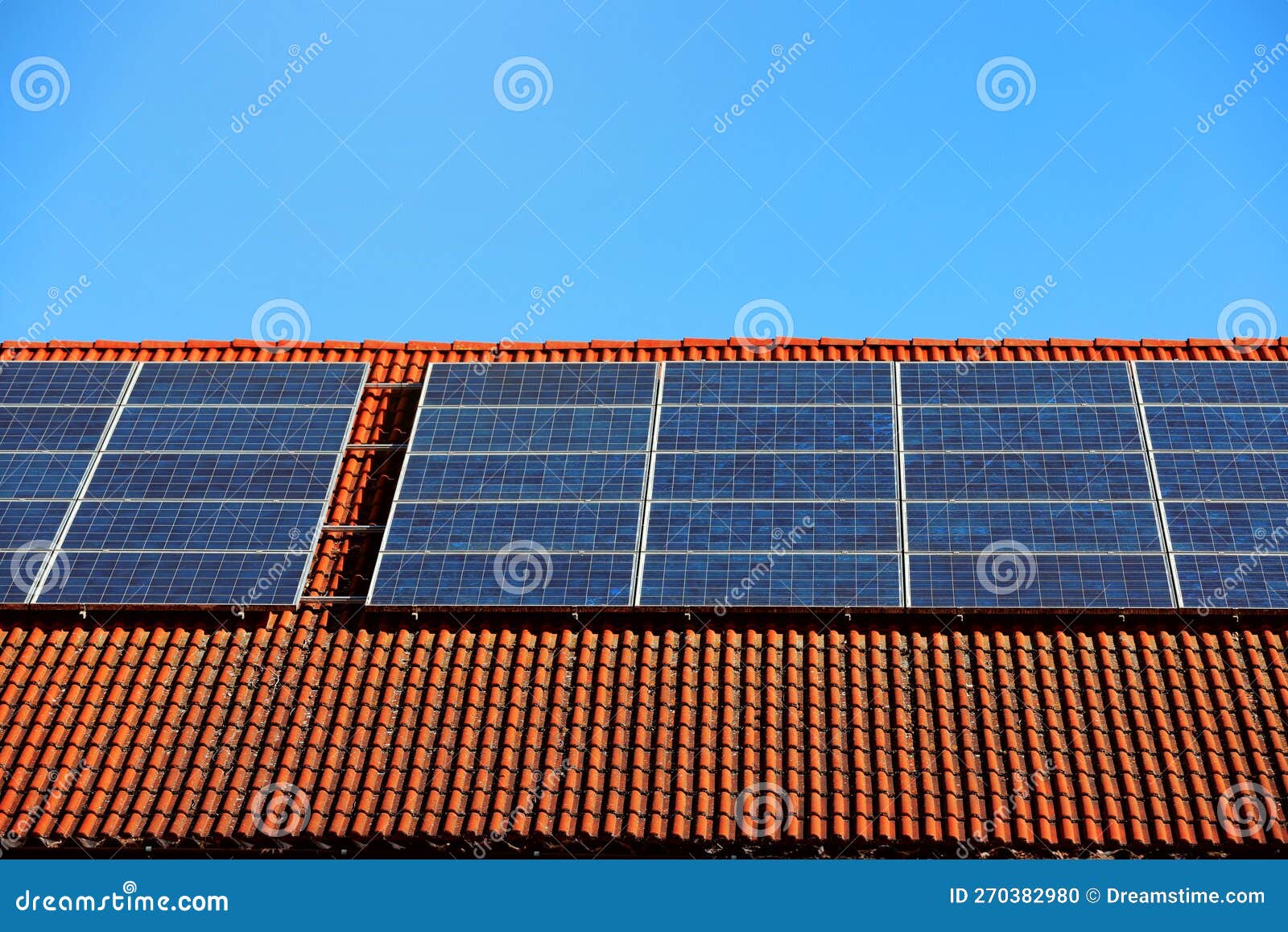 Panel Solar Instalado En El Techo Foto de archivo - Imagen de innovador ...