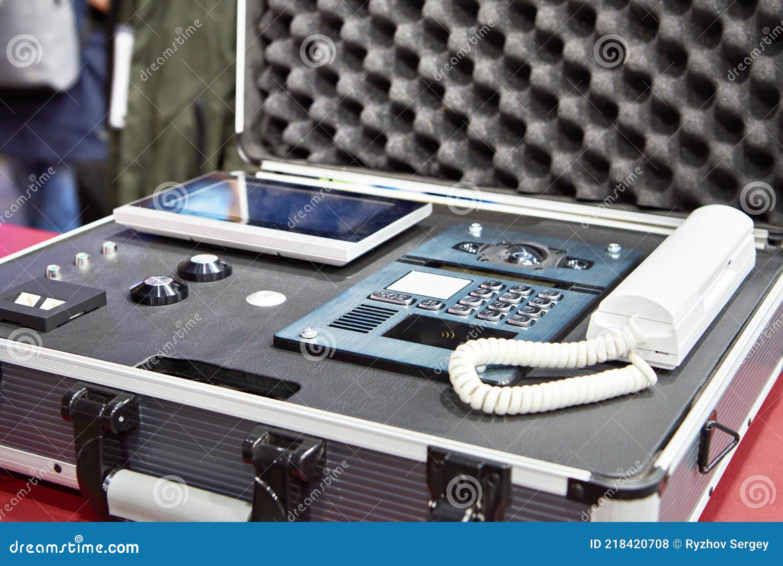 Paneles De Control Intercom Y Monitor Foto de archivo - Imagen de ...