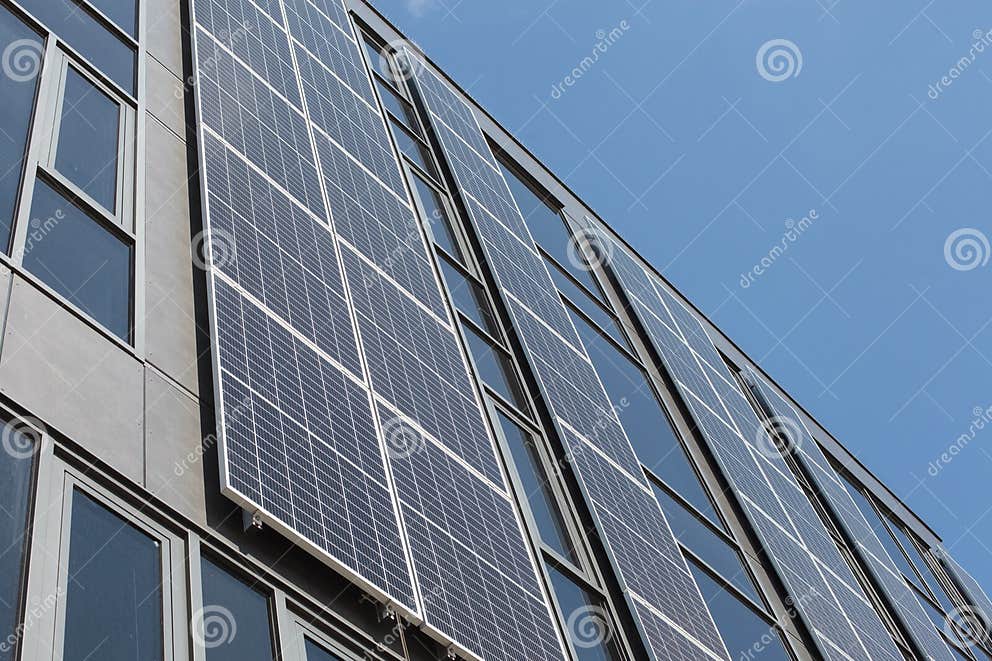 Paneles Solares Adornan La Fachada De Un Edificio Moderno. Paneles ...