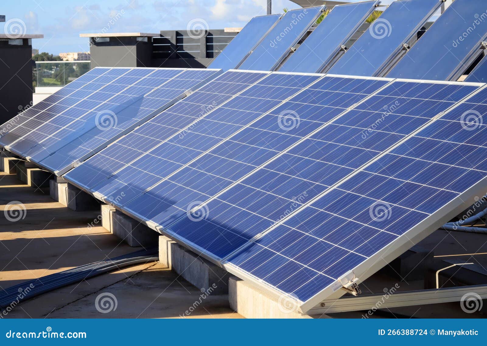 Paneles Solares En El Techo Foto de archivo - Imagen de tapa, panel ...