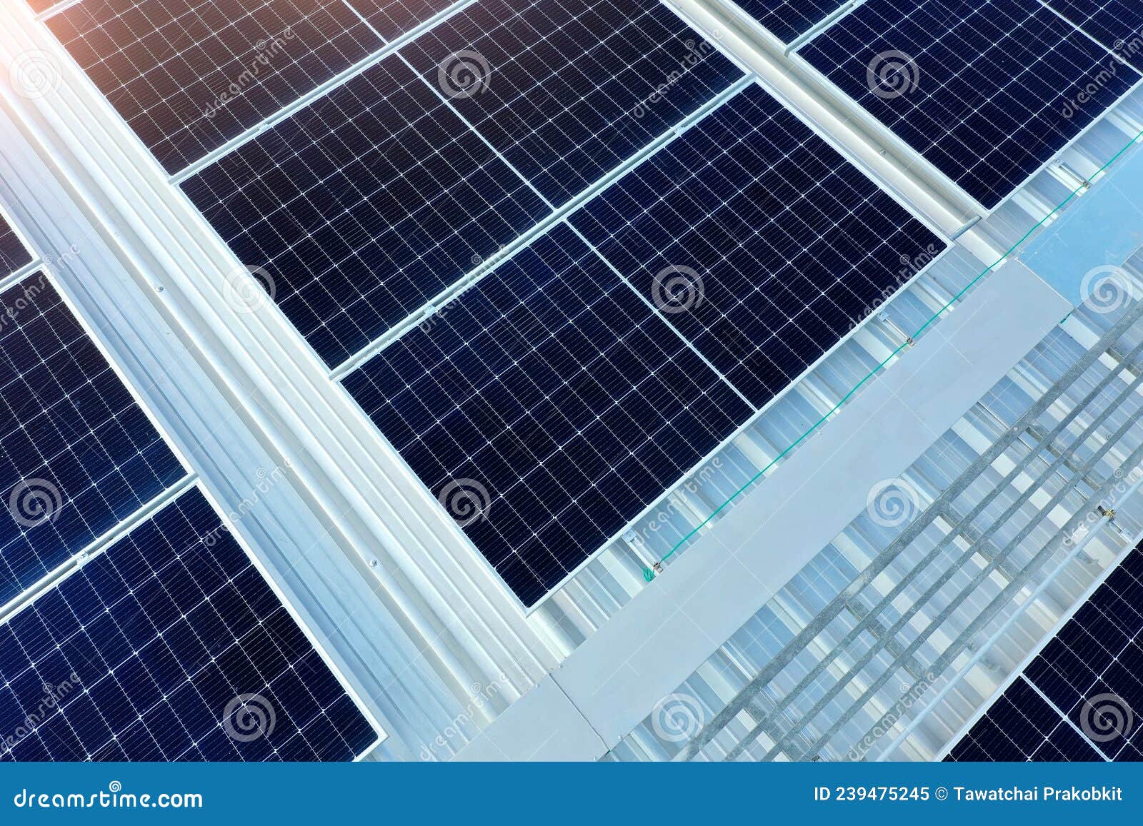 Paneles Solares En El Techo. Celda Solar Imagen de archivo - Imagen de ...