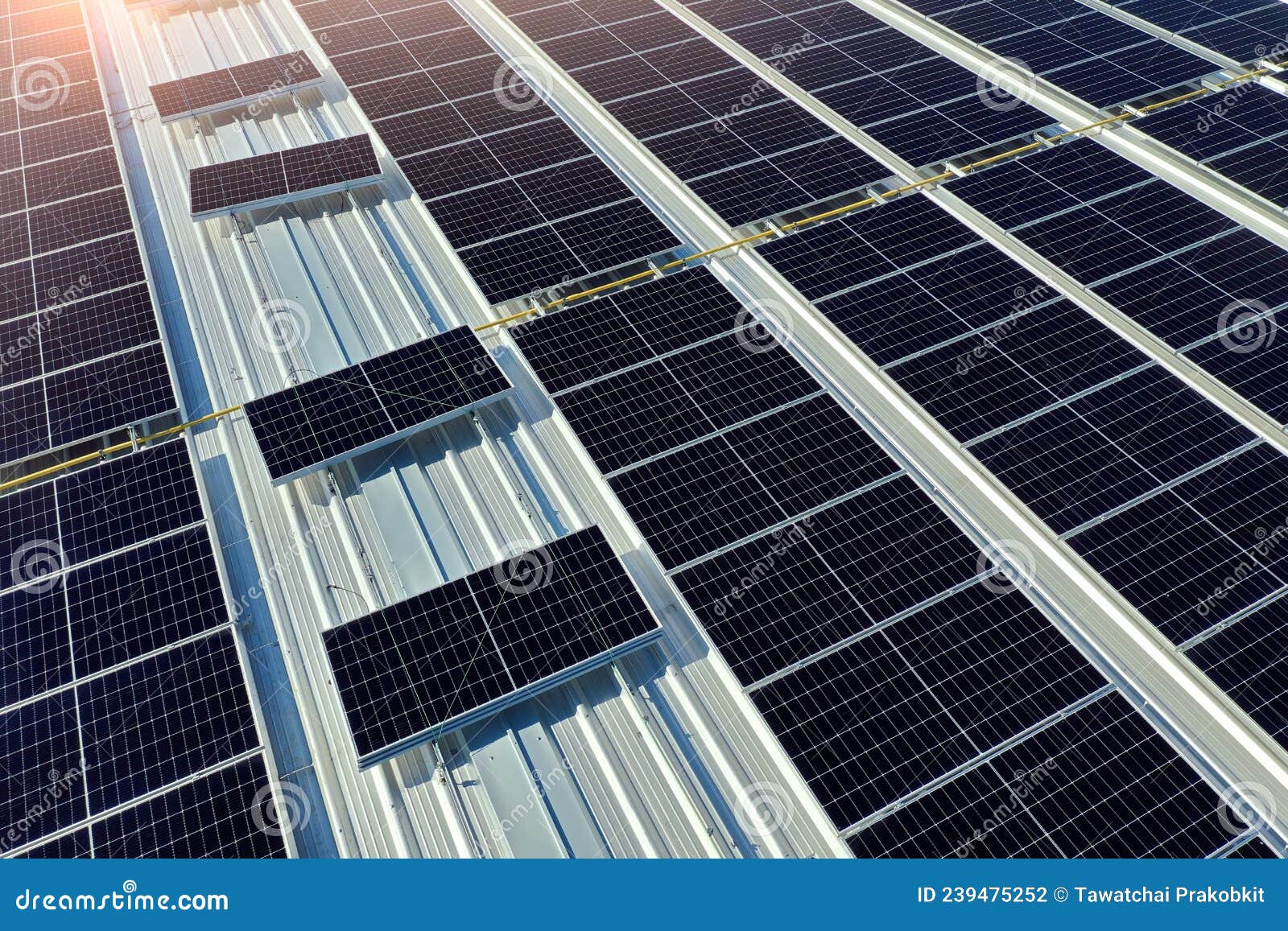 Paneles Solares En El Techo. Celda Solar Foto de archivo - Imagen de ...