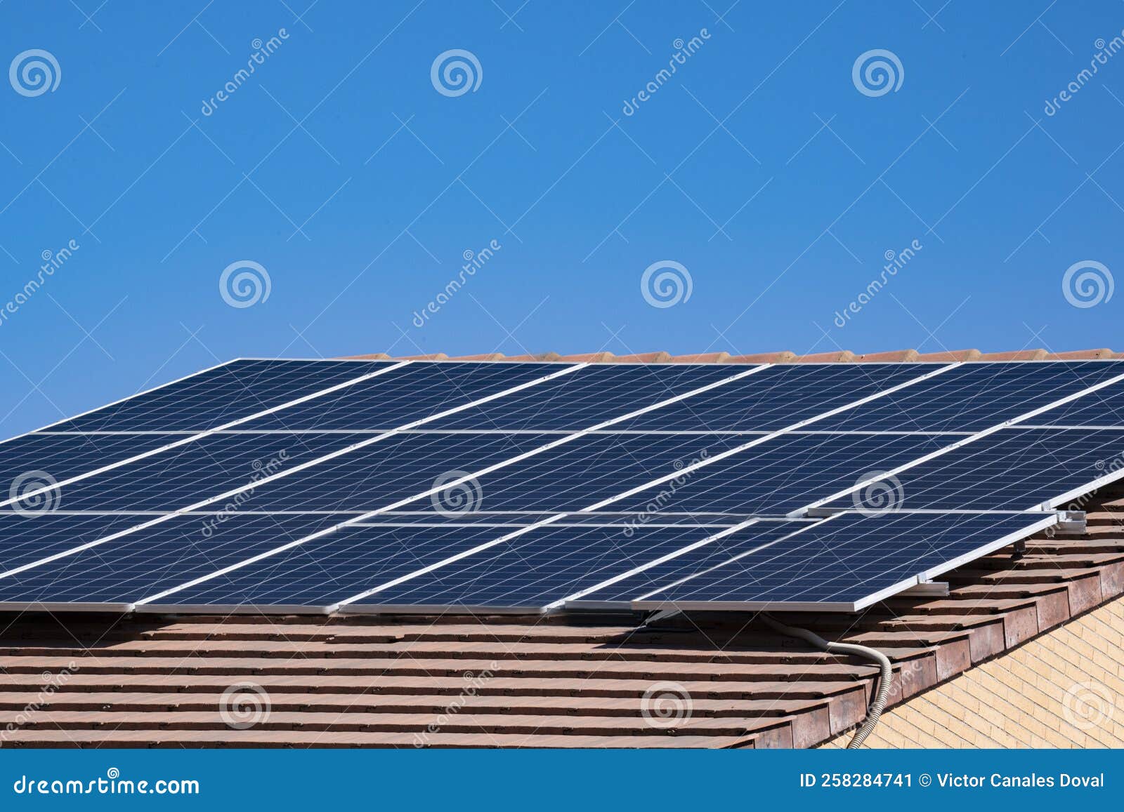 Paneles Solares En El Techo De Una Casa Imagen de archivo - Imagen de ...