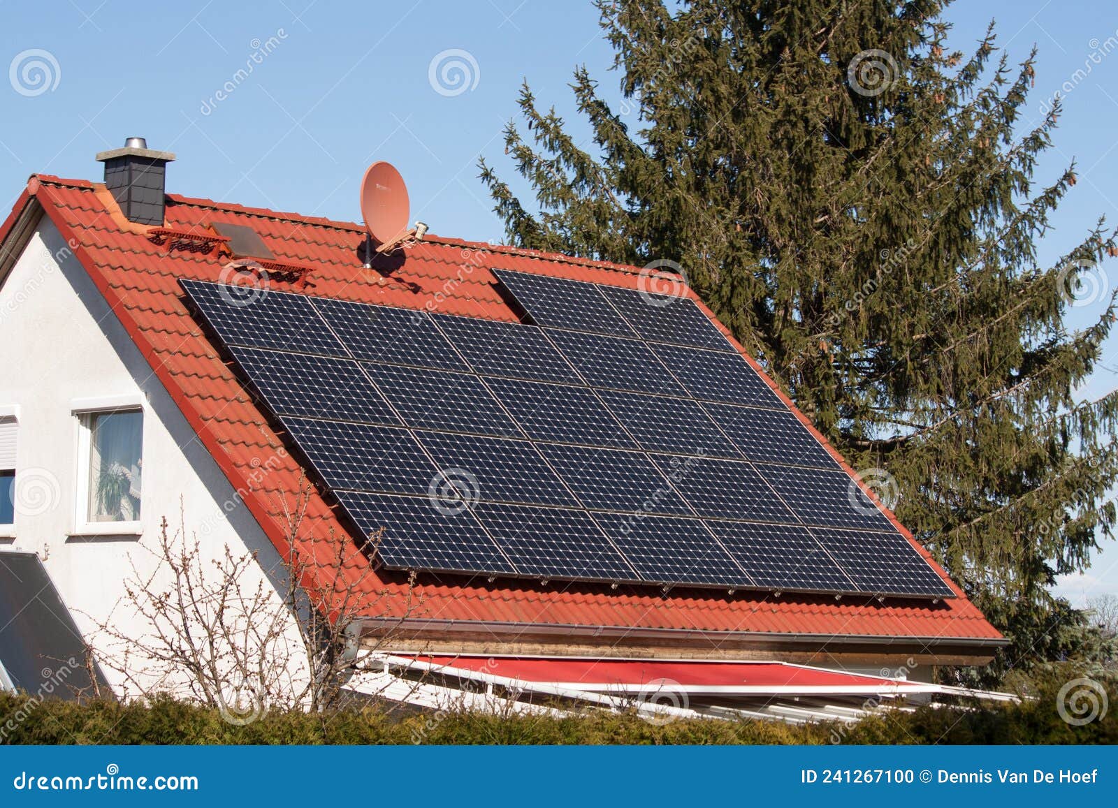 Paneles Solares En El Techo De Una Casa Foto de archivo - Imagen de ...