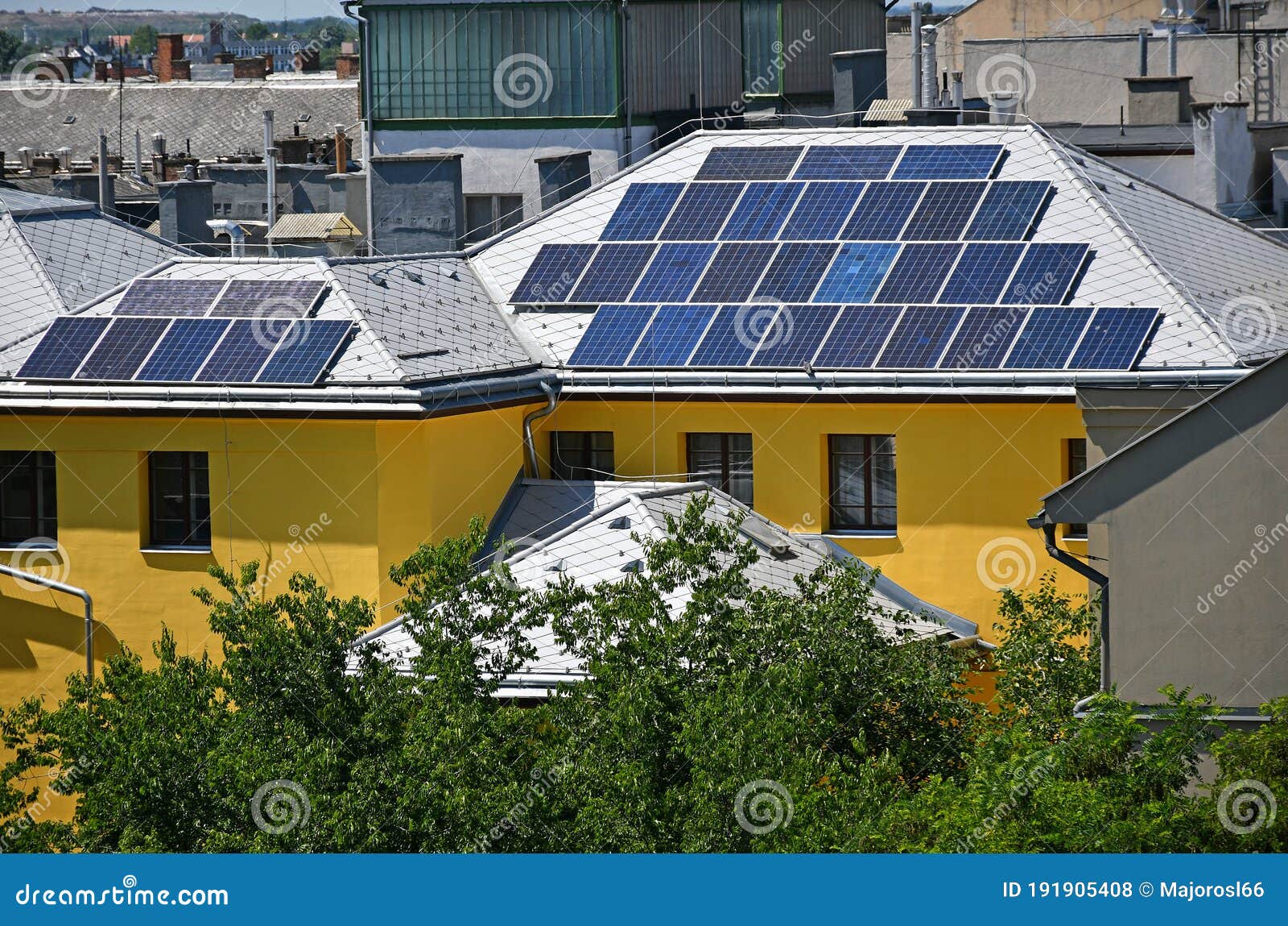 Paneles Solares En La Parte Superior De Un Edificio Foto de archivo ...