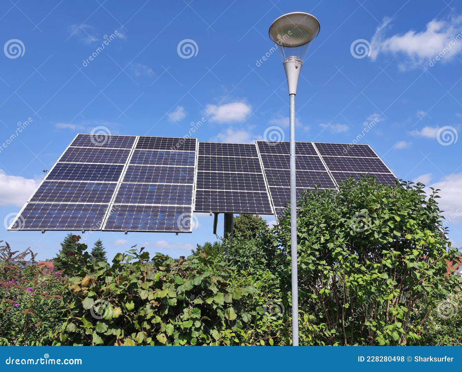 Paneles Solares En Un Poste Foto de archivo - Imagen de industrial ...