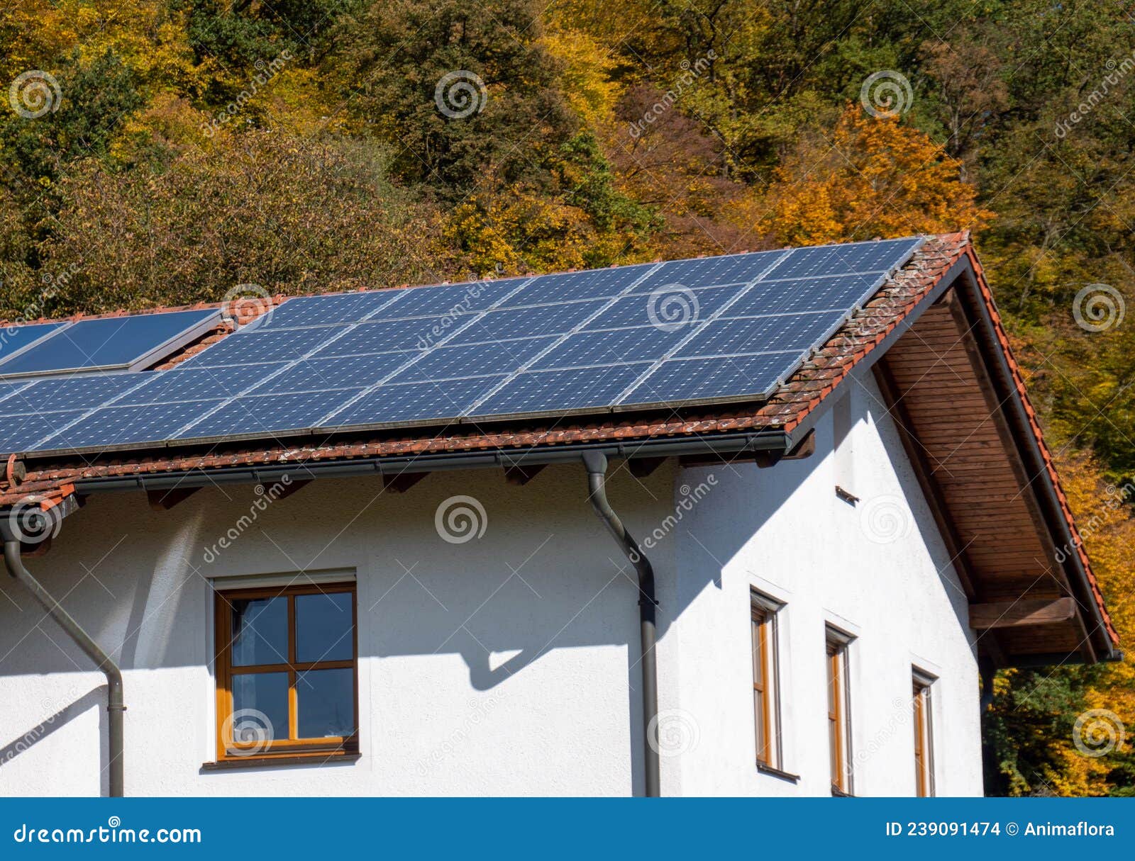 Paneles Solares En Una Casa De Techo Foto de archivo - Imagen de ...