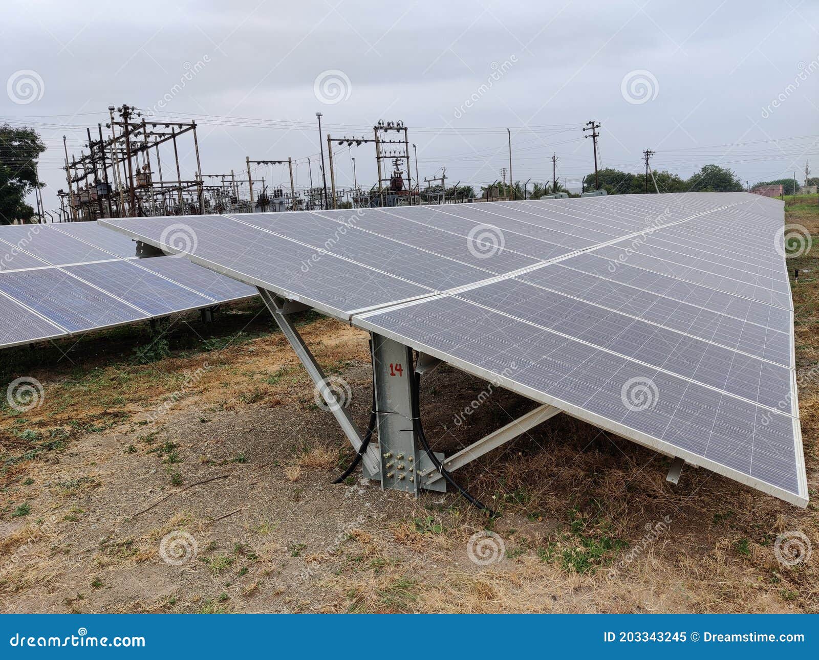 Paneles Solares En Una Granja Solar Imagen de archivo - Imagen de ...